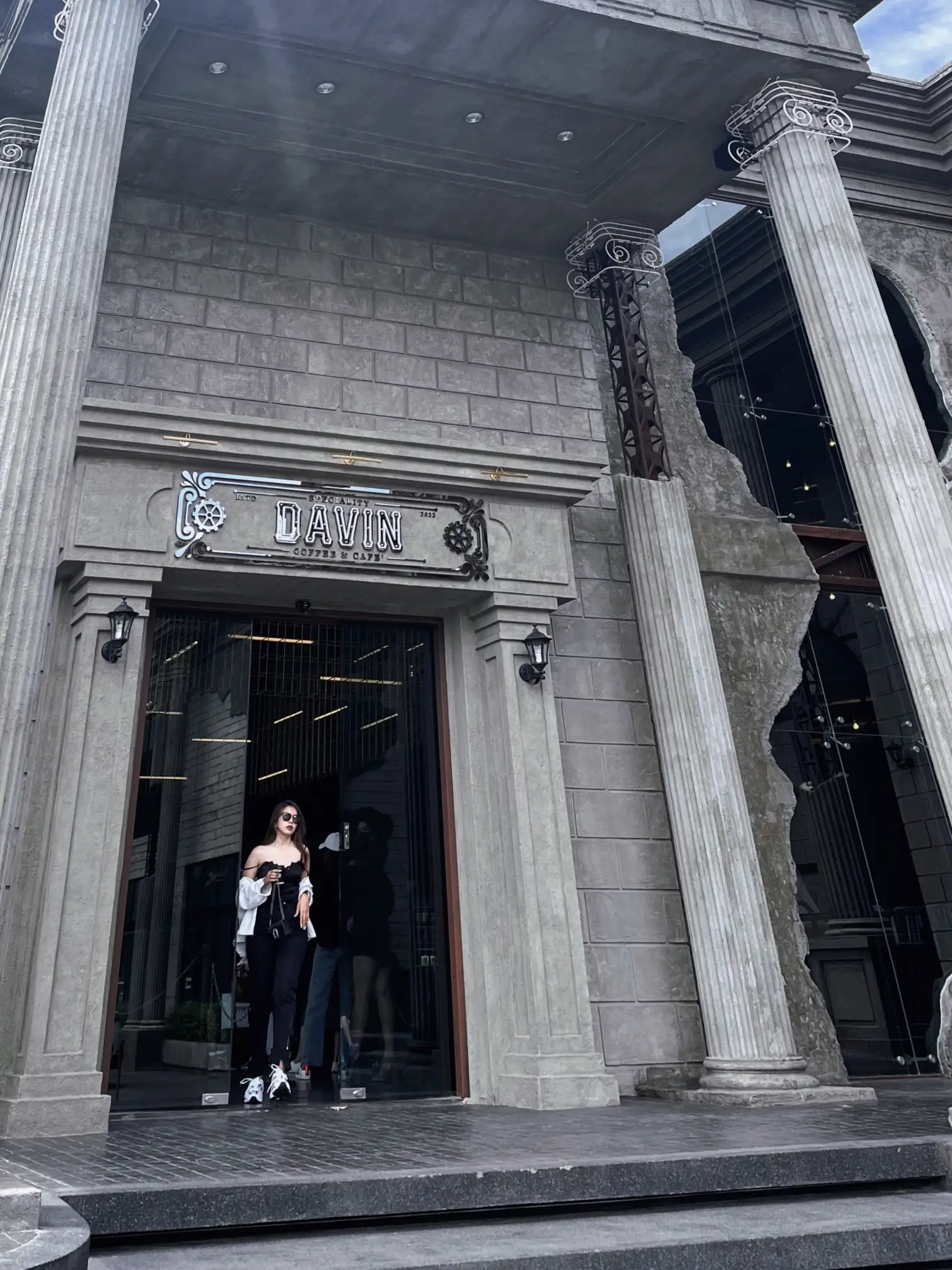 Davin Cafe & Newbalance530 | Gallery posted by Guide Supaksorn | Lemon8