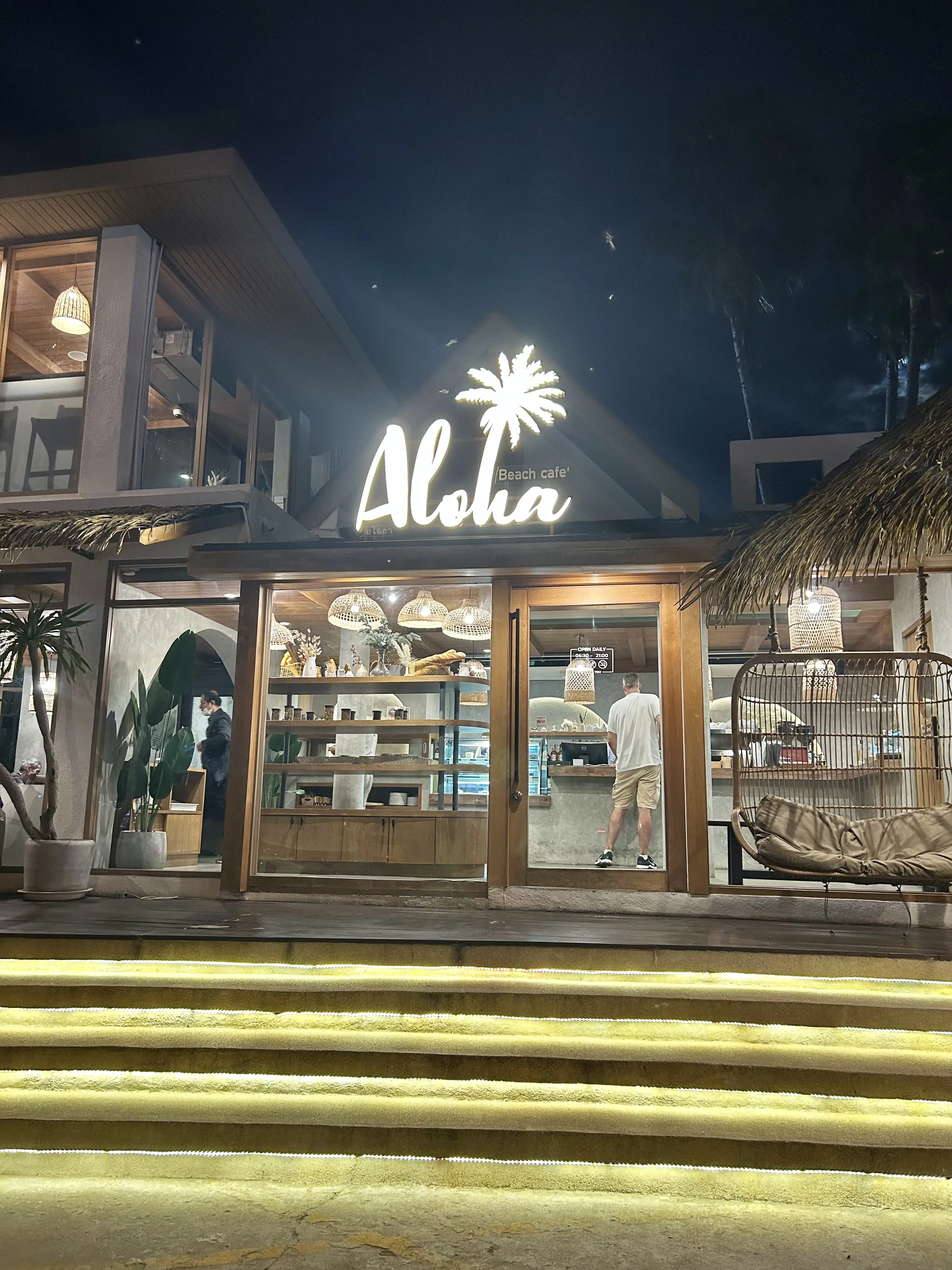 Aloha Beach Cafe คาเฟ่ใหม่ ฟิลบาหลี ริมชายหาดบางแสน 🏝 | แกลเลอรีที่โพสต์โดย Pwv | Lemon8