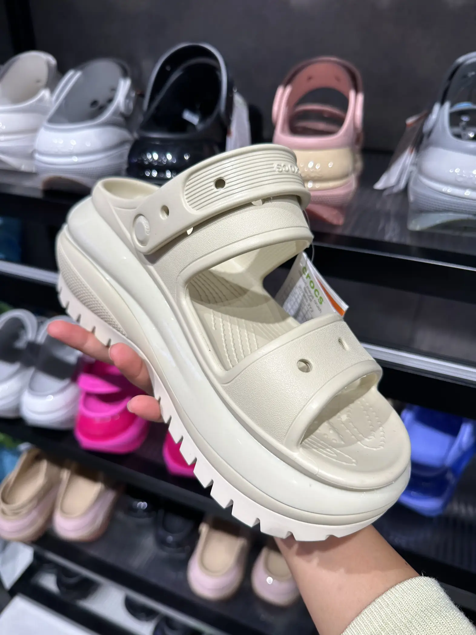 พาขมรองเท้าหัวโต Crocs mega crush crog 💗💙 | แกลเลอรีที่โพสต์โดย mook🧁 ...