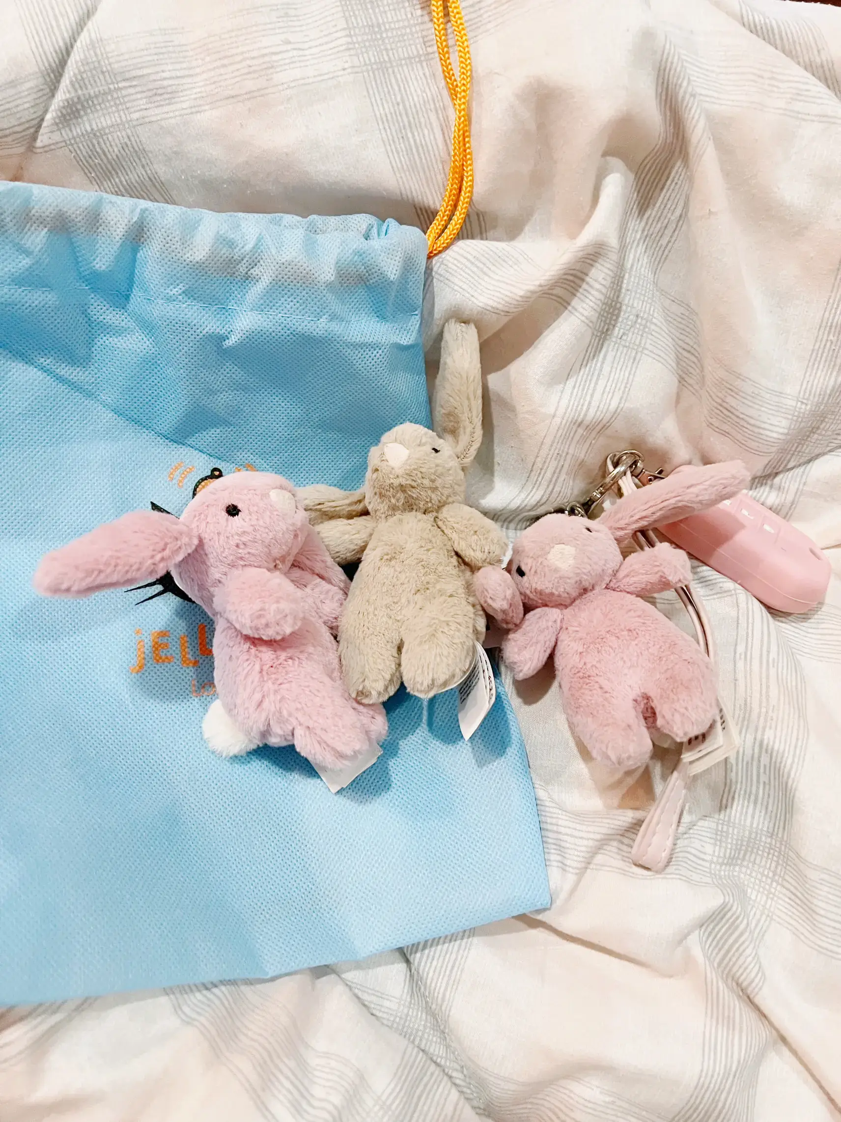 แกะถุงพวงกุญแจ jellycat 🐰 | แกลเลอรีที่โพสต์โดย fhunnnnn🍒 | Lemon8
