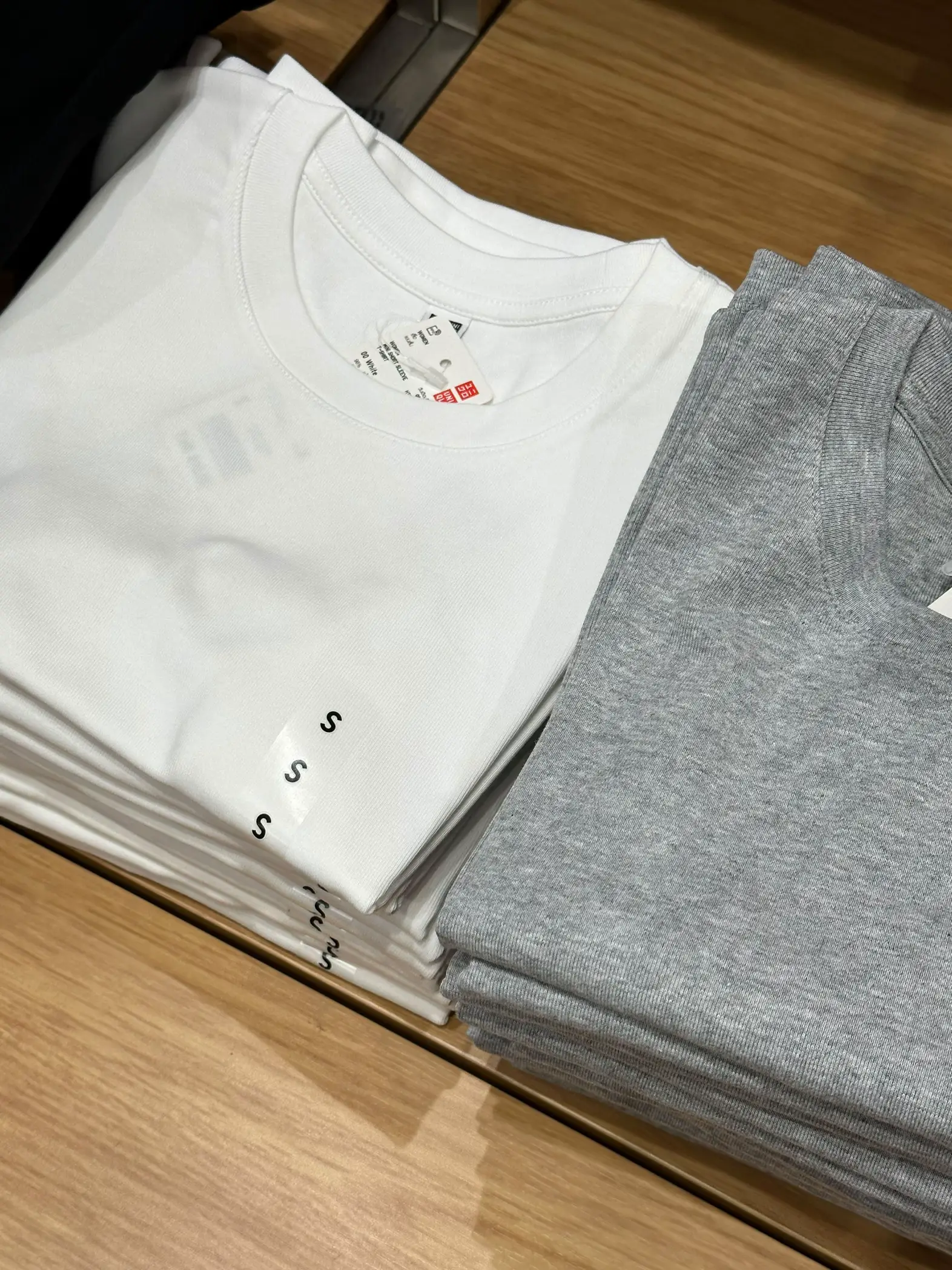 Uniqlo Baby-tee สีสวย ทรงสวย เก็บทรงดีมาก 🫐🌼🧸 | แกลเลอรีที่โพสต์โดย ...