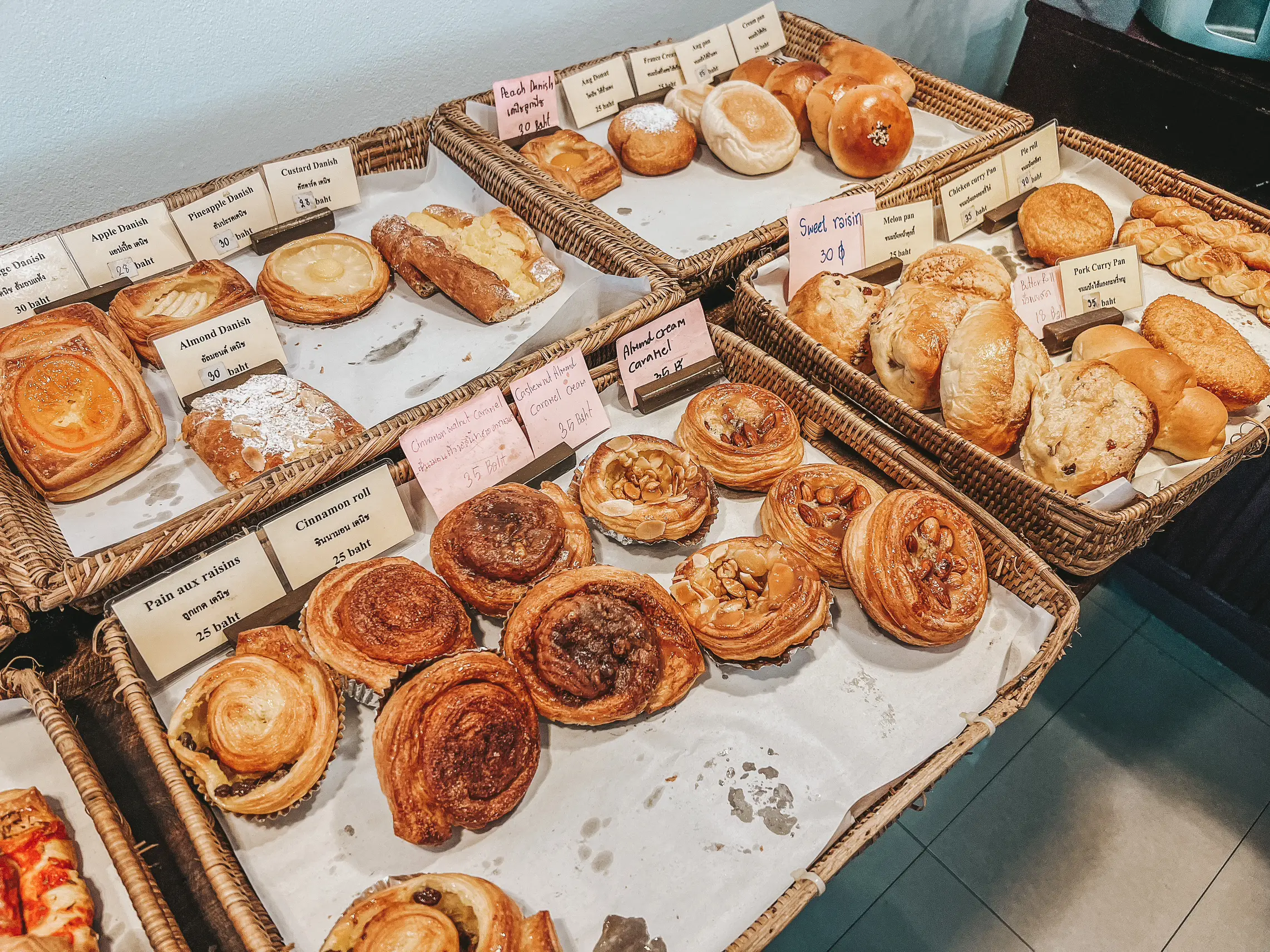 🍞Fresh from the stove with a secret bread shop in the A & C Bakery ...