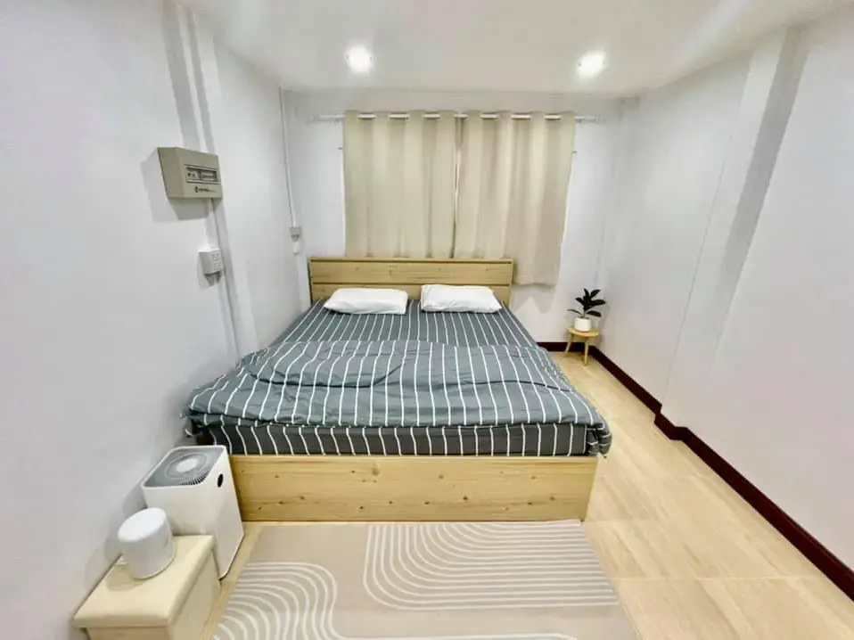 ห้องนอนโล่งๆ โปร่งสบาย แต่ซุกของใช้ไว้ทุกที่ | แกลเลอรีที่โพสต์โดย ...