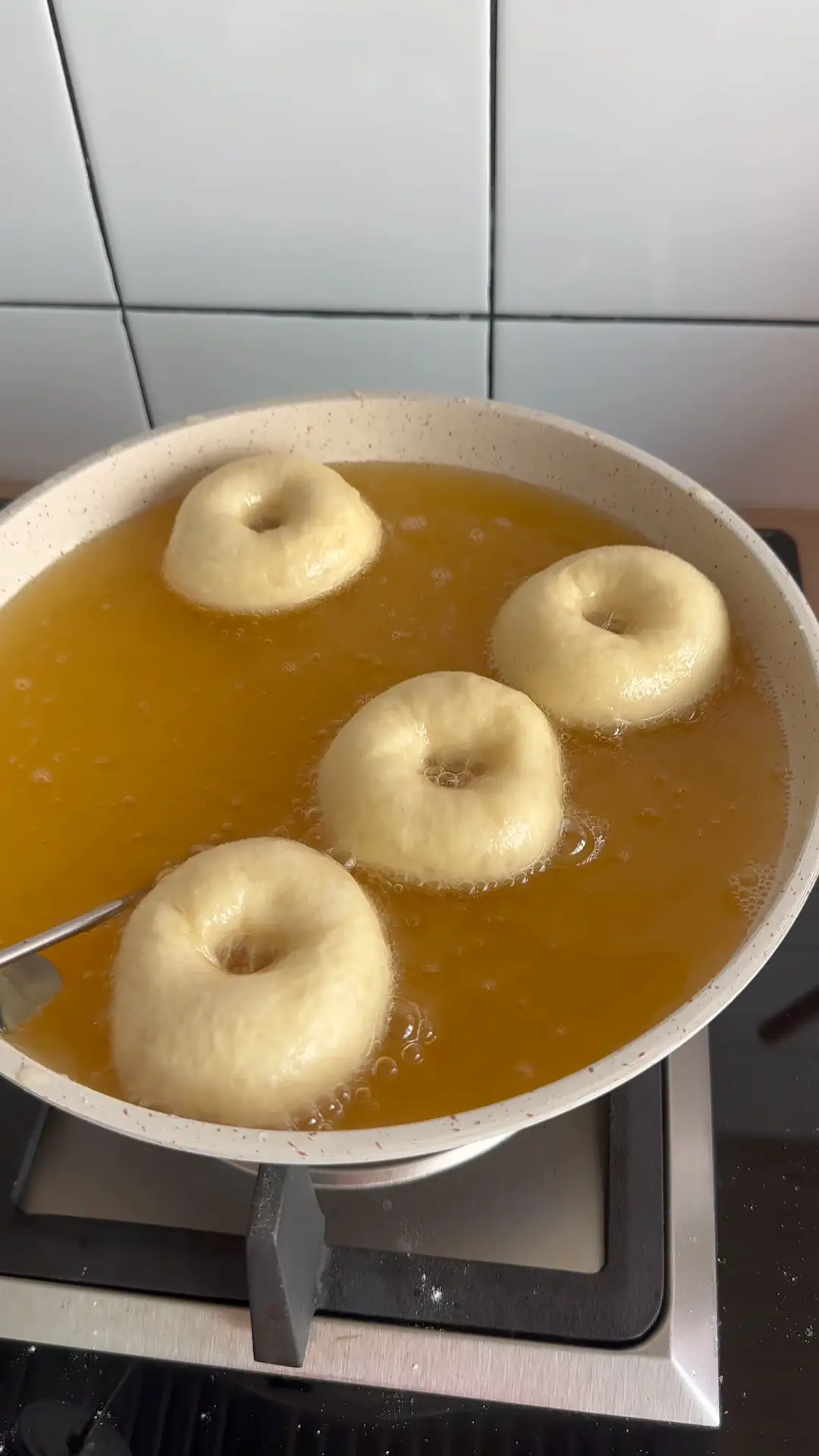 โดนัทสไตล์ญี่ปุ่น โฮมเมด การทอดอุณหภูมิต้องได้สำคัญมากๆ | วิดีโอที่เผยแพร่โดย Aishi Donut | Lemon8