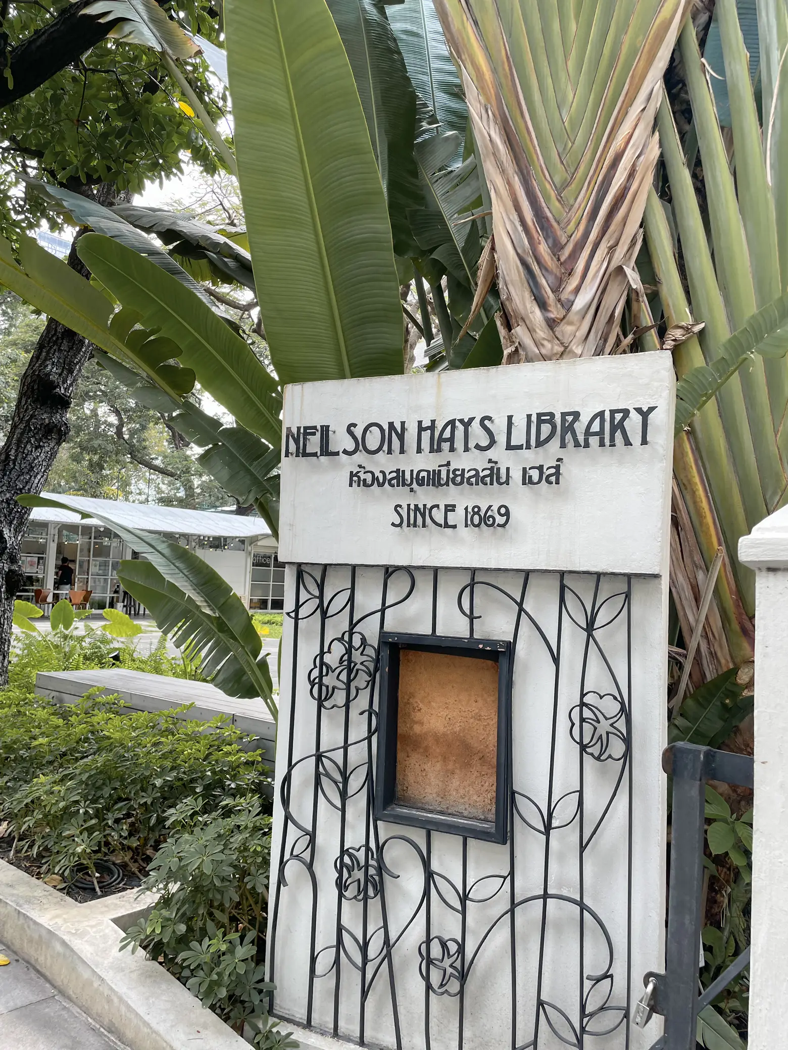 ฟิลปารีส in ห้องสมุดเนียลสัน เฮส์⭐️ (Neilson Hays Library) | แกลเลอรี ...