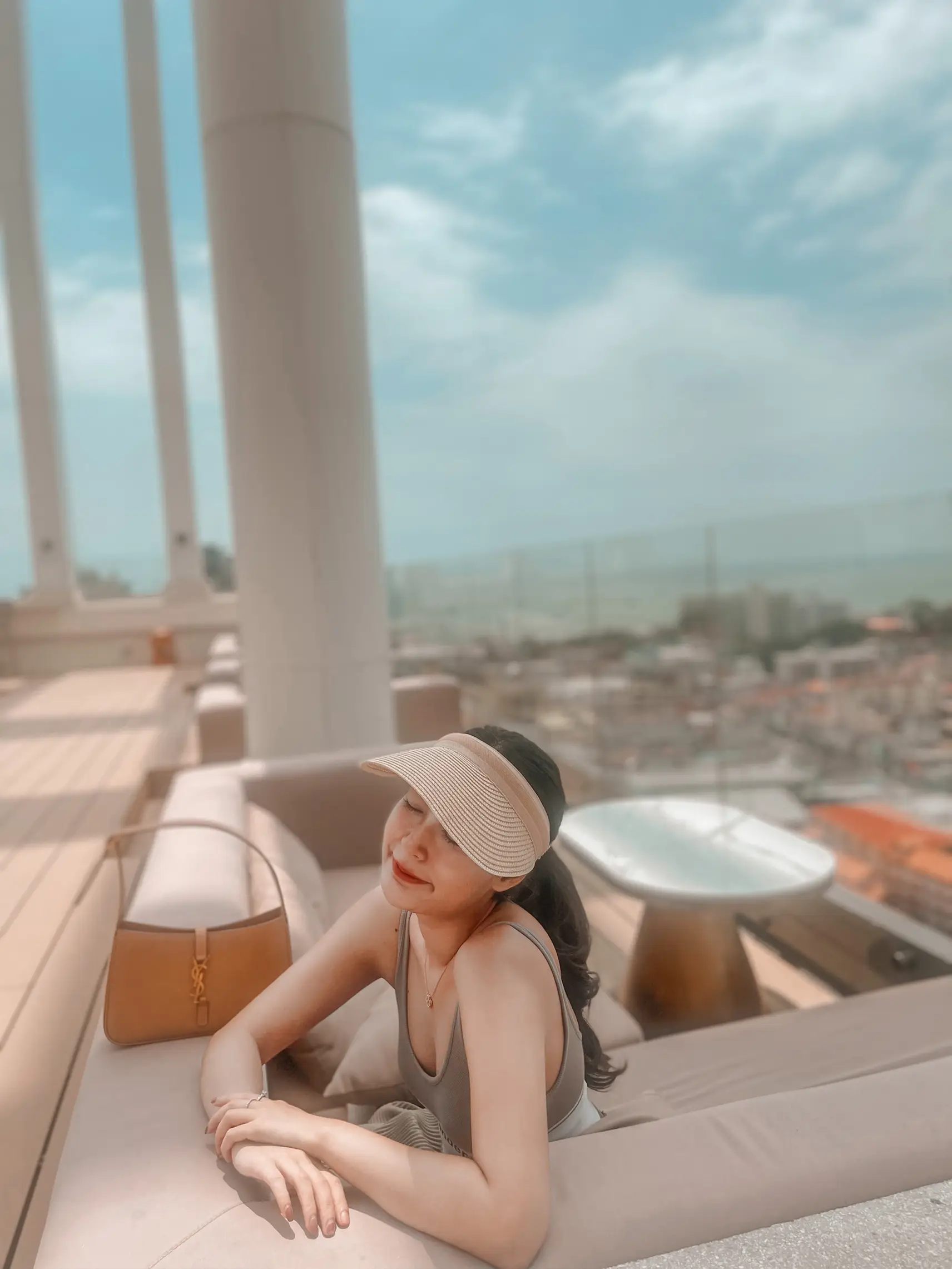 How to แต่งตัวชิคๆไปคาเฟ่ 🏻 | แกลเลอรีที่โพสต์โดย Khunpim | Lemon8