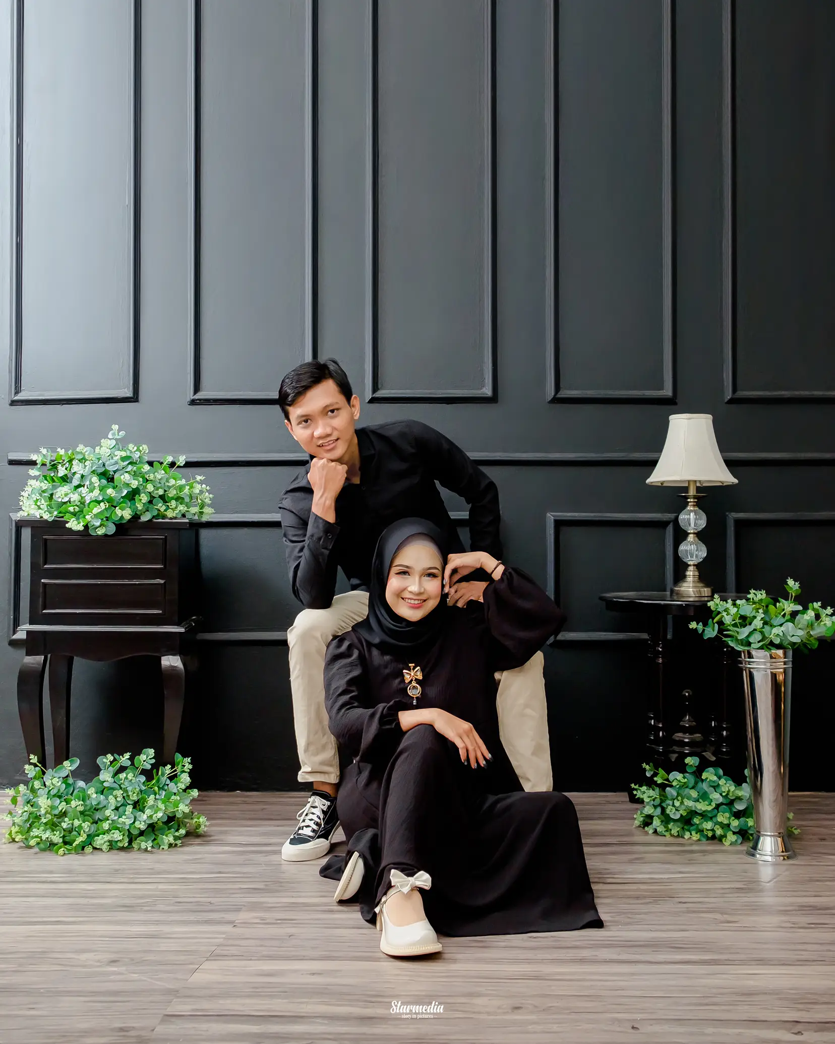Ide pose prewedding di studio 💫 | Galeri diposting oleh Bulan Sabitha ...