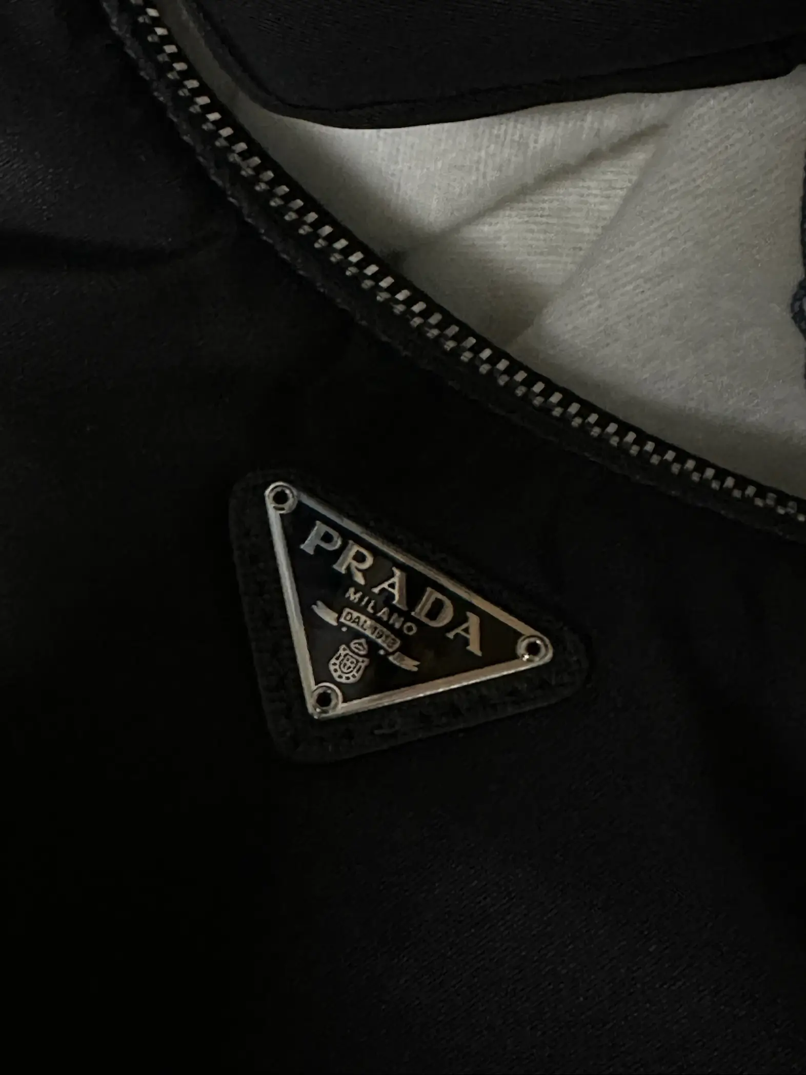 เผยความลับดู PRADA ปลอม/แท้ 1 จุดสำคัญที่ต้องสังเกตุ | แกลเลอรีที่โพสต์ ...