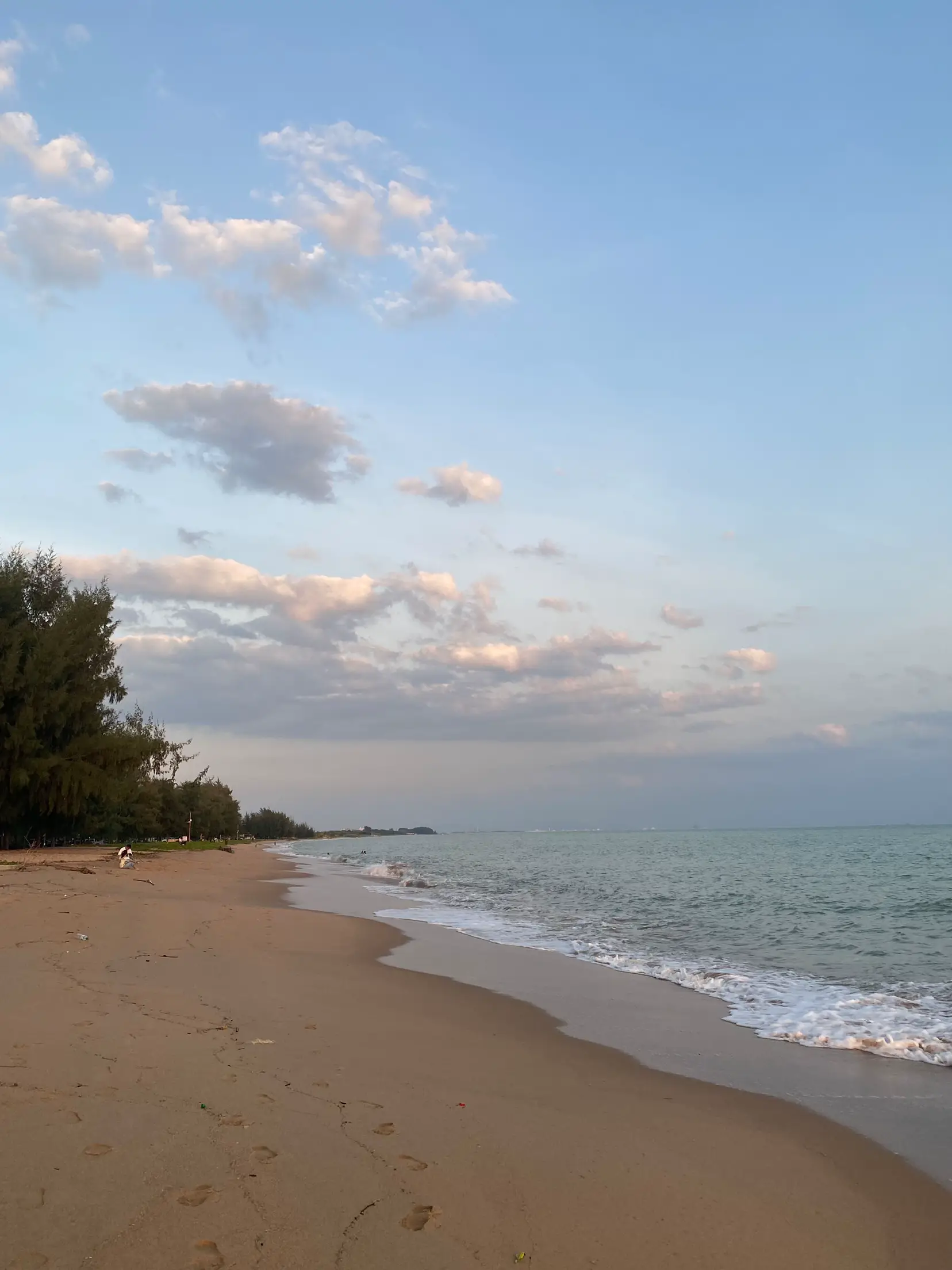 One day trip นั่งรับลมที่หาด EOD🍃⛺️ | แกลเลอรีที่โพสต์โดย knnnn | Lemon8