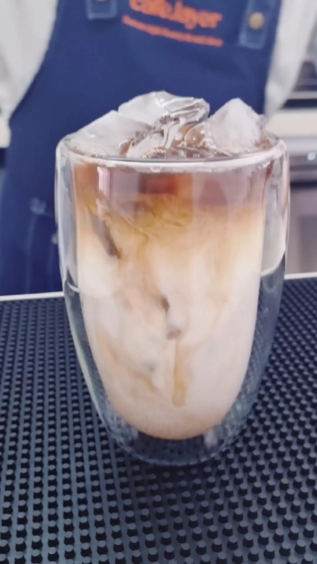 Dutch Vanilla Latte ดัทช วานิลลาลาเต้ | วิดีโอที่เผยแพร่โดย Cafe Layer | Lemon8