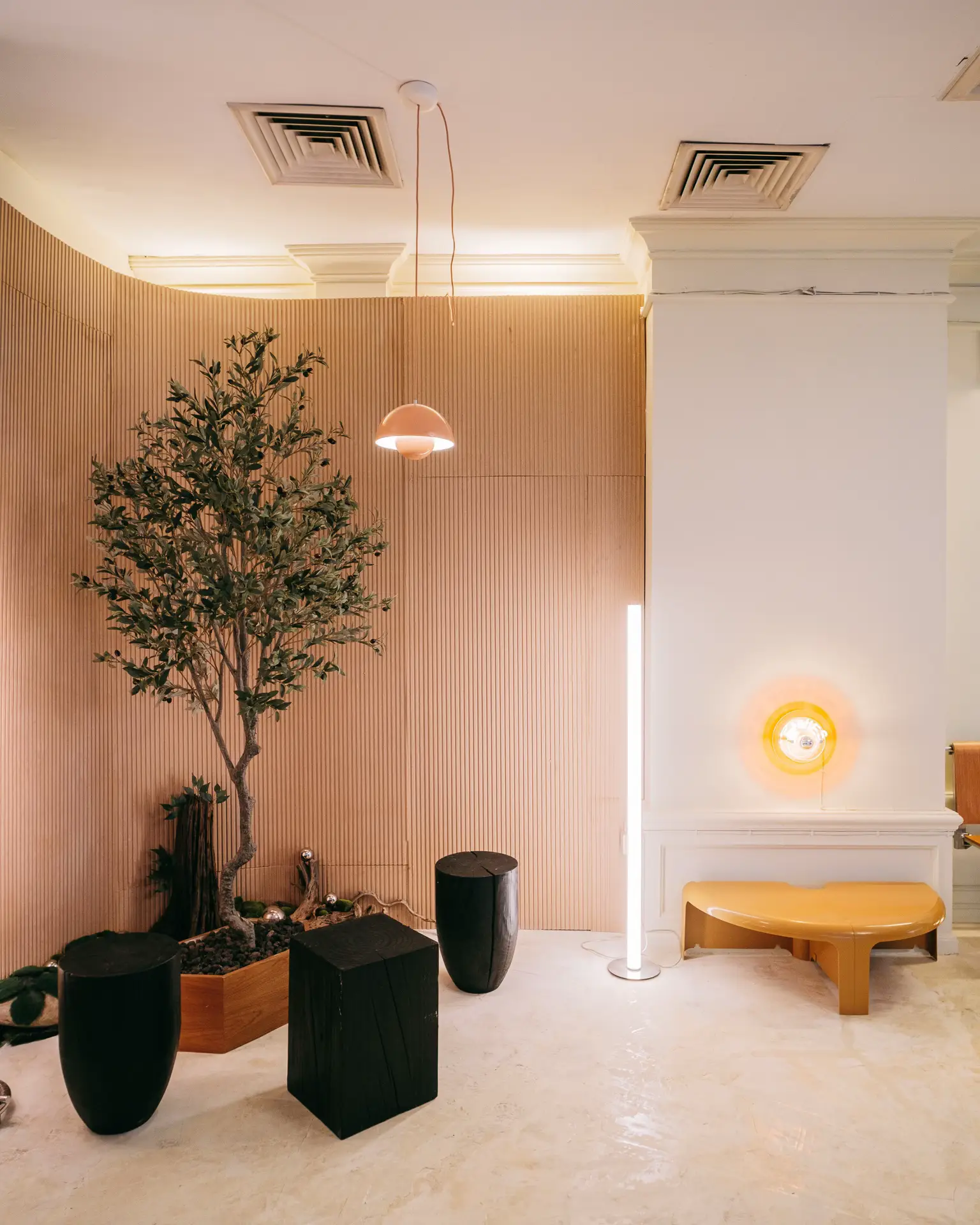 ENVIES เปิดสาขา 3 ที่ Trinity Complex สีลม ☕️🪑 | แกลเลอรีที่โพสต์โดย Rattomarty | Lemon8