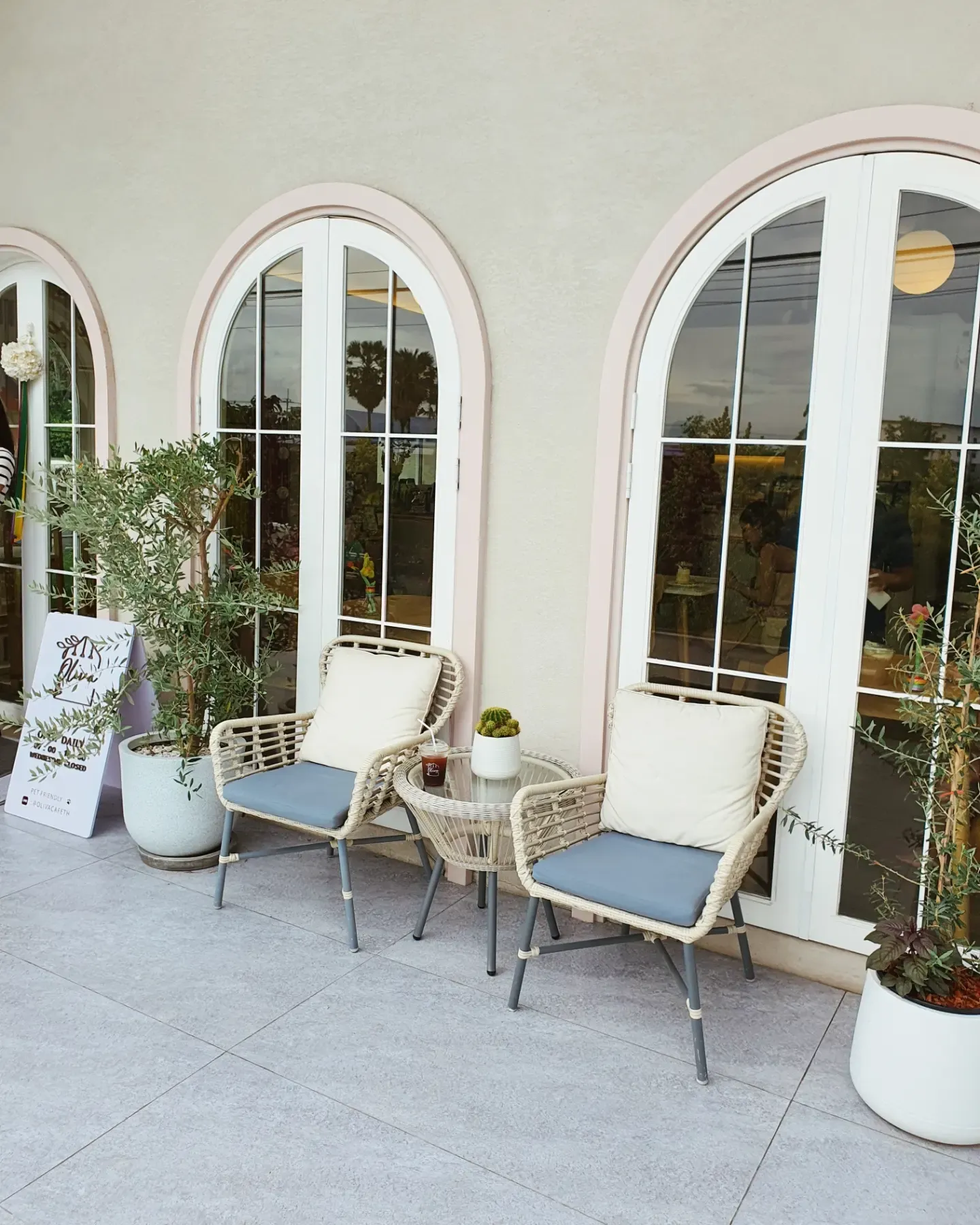 Oliva cafe คาเฟ่น้องหมาเข้าได้ปทุมธานี | แกลเลอรีที่โพสต์โดย aster.corgi | Lemon8