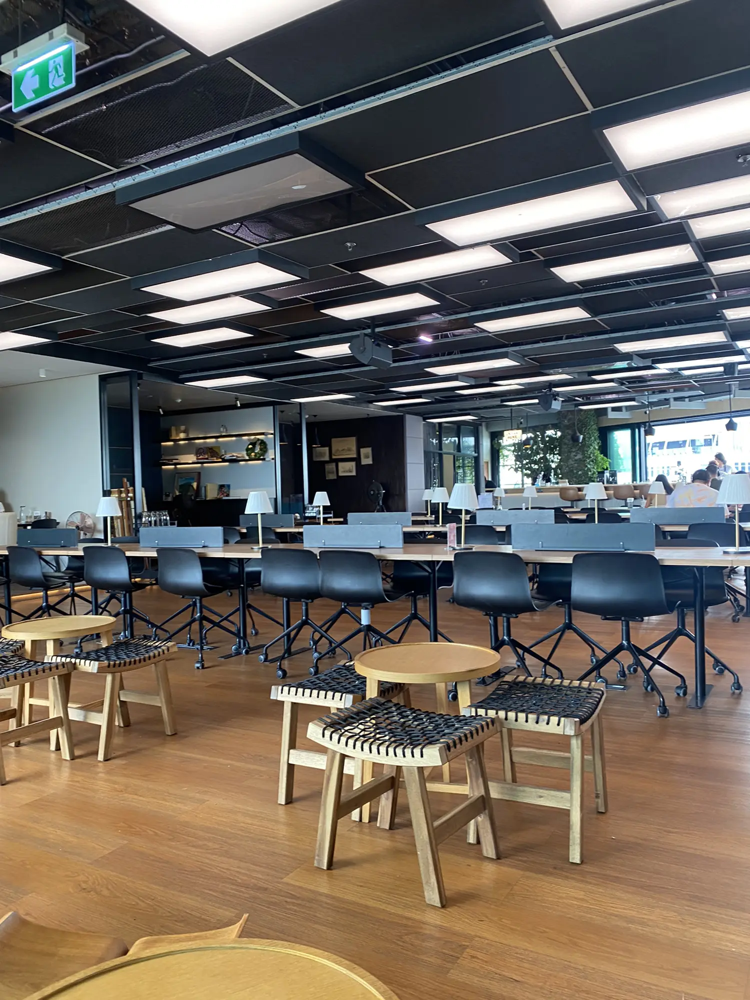 Paper Plane Project นั่งทำงานชิลๆชั้น40 | แกลเลอรีที่โพสต์โดย woonnwoon ...