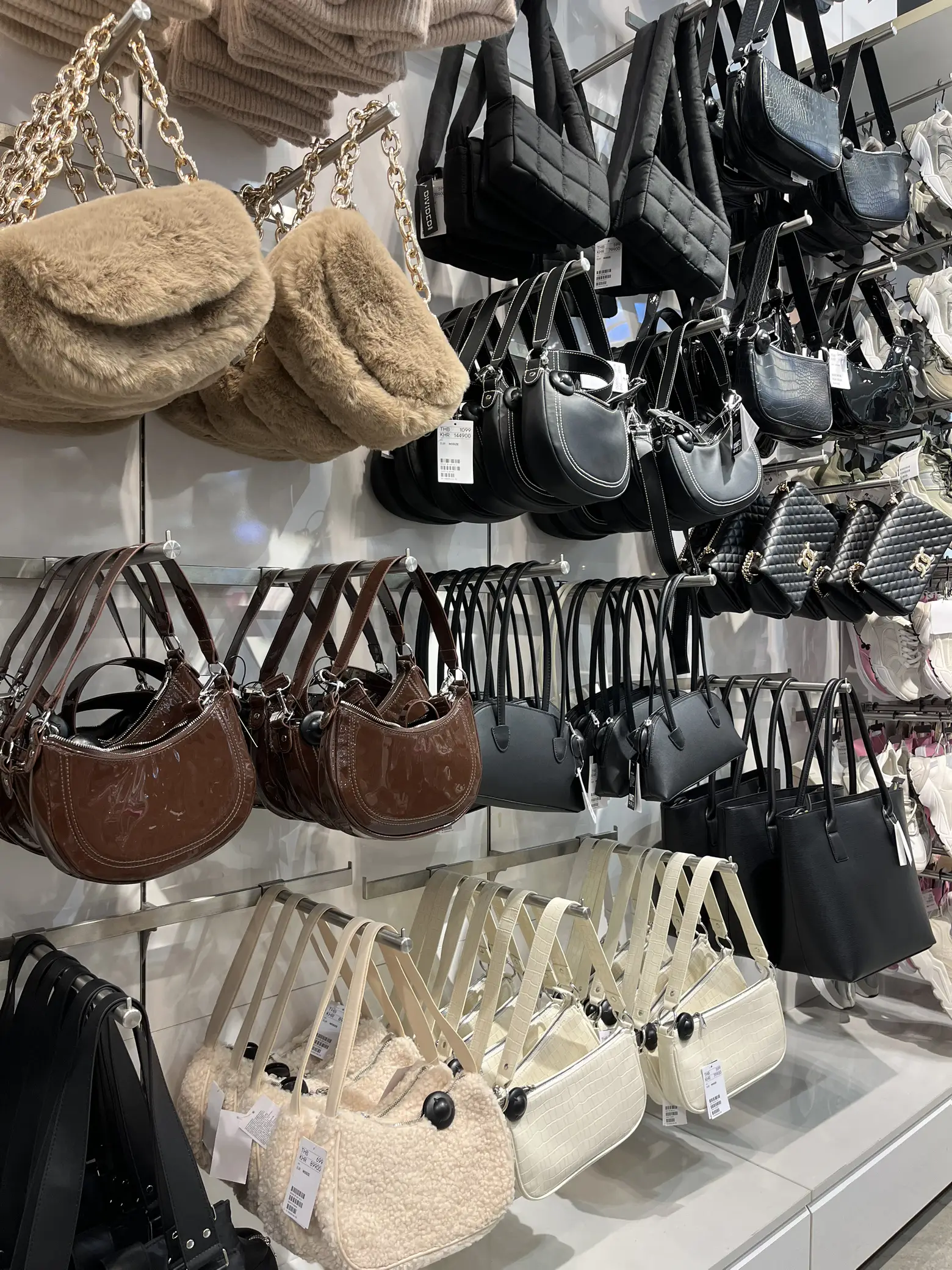 REVIEW : โซนกระเป๋า H&M คอลใหม่ปังมากกก Y2Kสุดๆ | แกลเลอรีที่โพสต์โดย bits.and.its | Lemon8