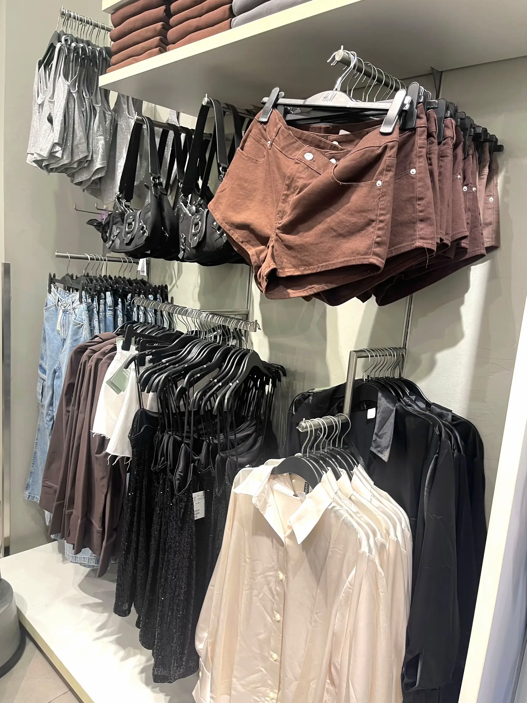 พาส่อง H&M 1 แถม 1 ทั้งร้าน ️ | แกลเลอรีที่โพสต์โดย Aommiespsr | Lemon8