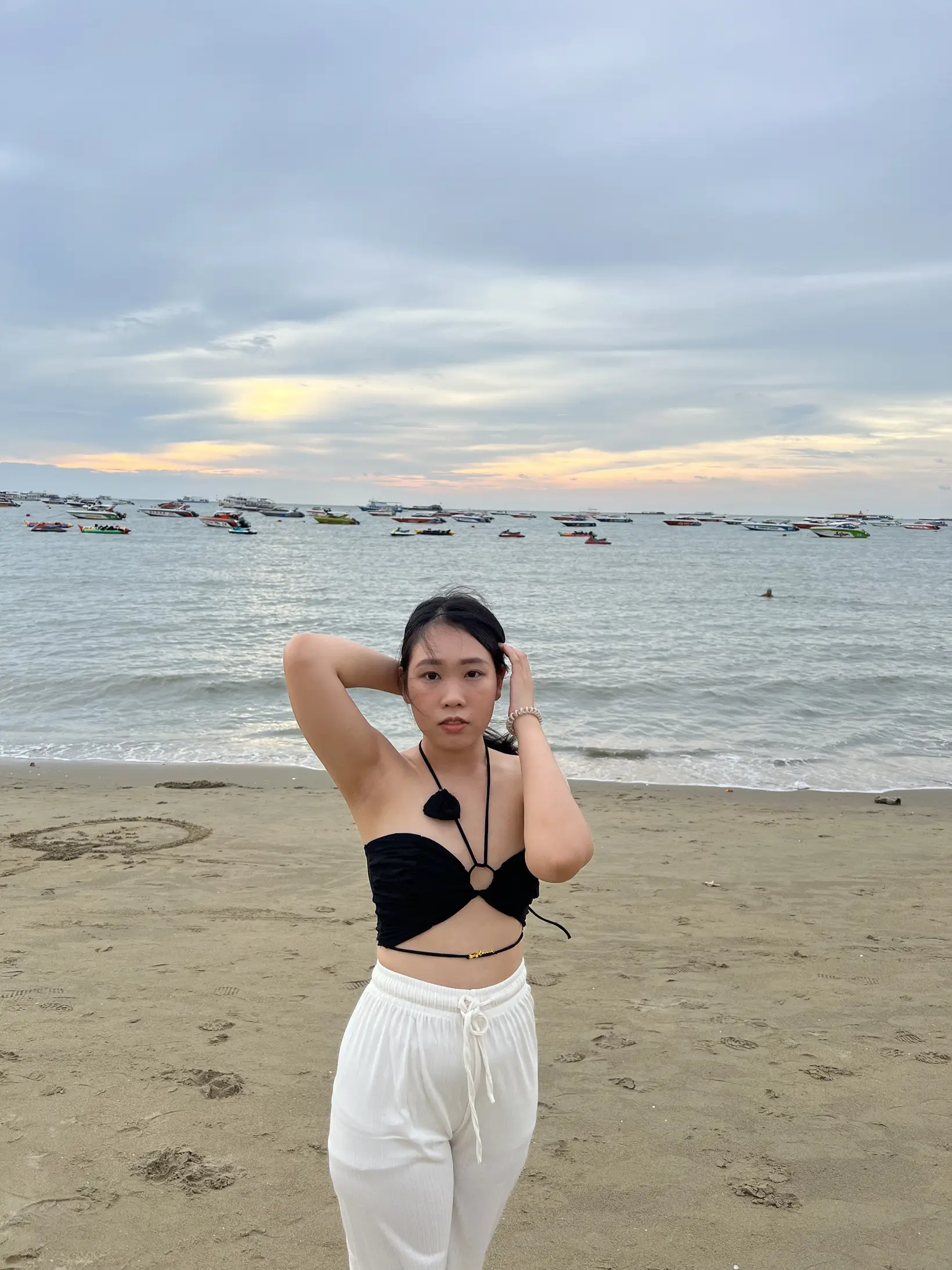 OOTD Beach Look สองแบบสองสไตล์ Devil 😈vs Fairy👼🏻𓂃꙳ | แกลเลอรีที่โพสต์โดย xiaolifav. 🫶🏻 | Lemon8