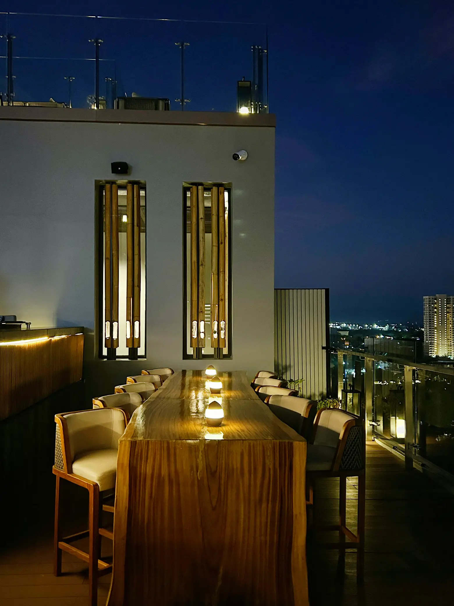 ชมวิวเชียงใหม่แบบ 360 องศา @Mai The Sky Bar 🌃 | แกลเลอรีที่โพสต์โดย Eatingout9.cnx | Lemon8