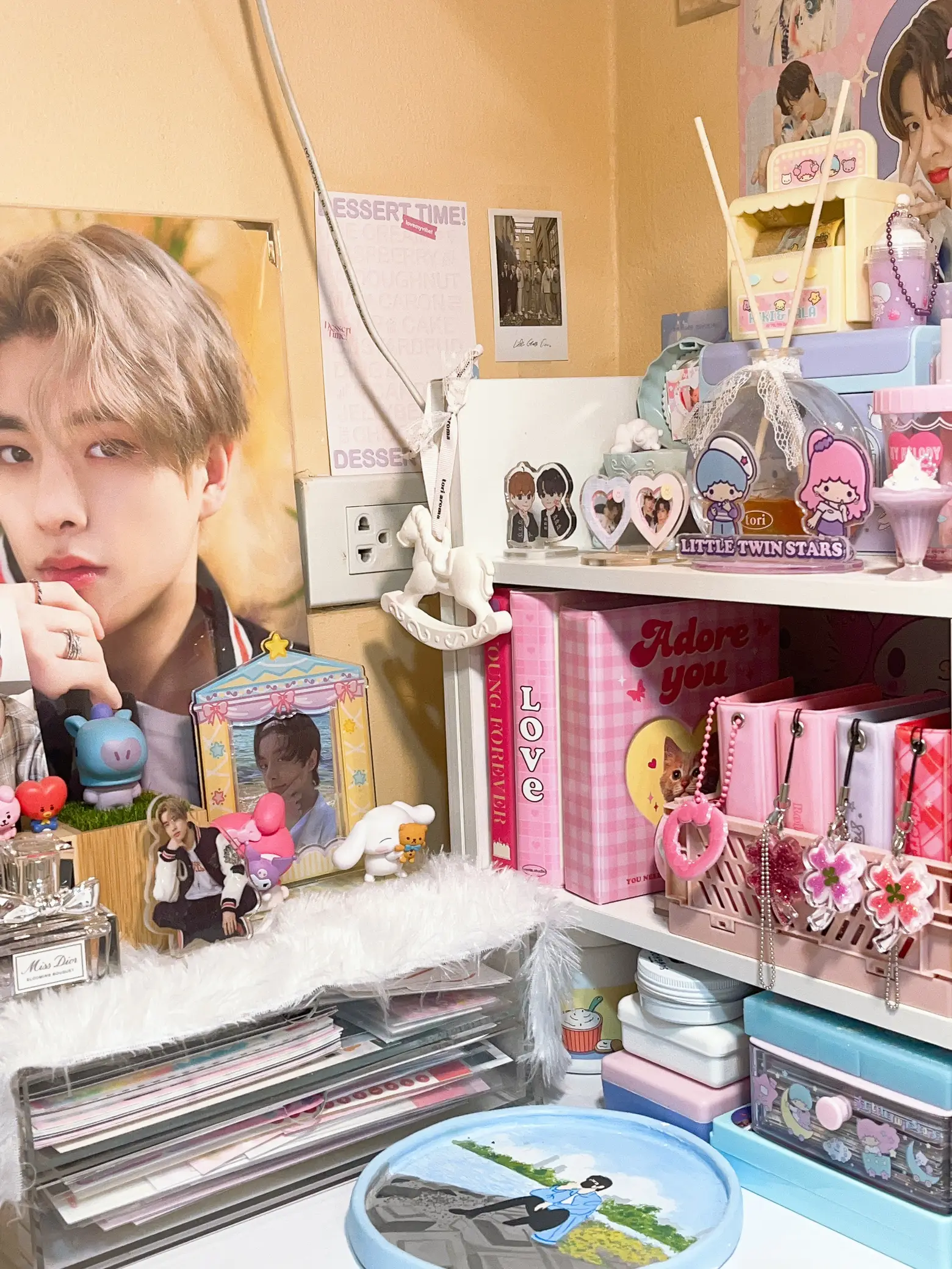 20 ไอเดียยอดนิยมเกี่ยวกับ ของแต่งโต๊ะฉบับติ่ง ในปี 2024