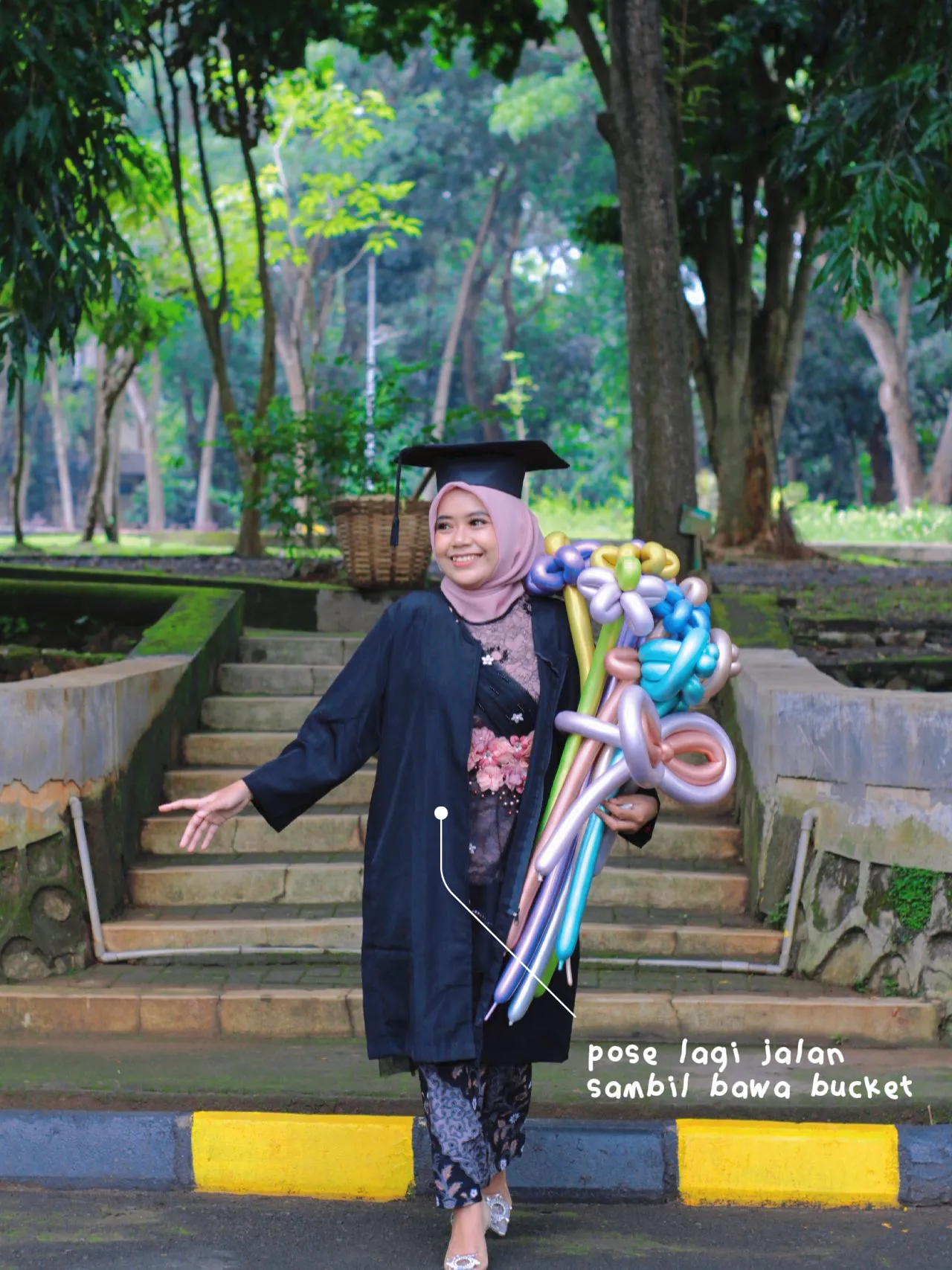 foto wisuda outdoor ideas | Galeri diposting oleh antikabeiha | Lemon8