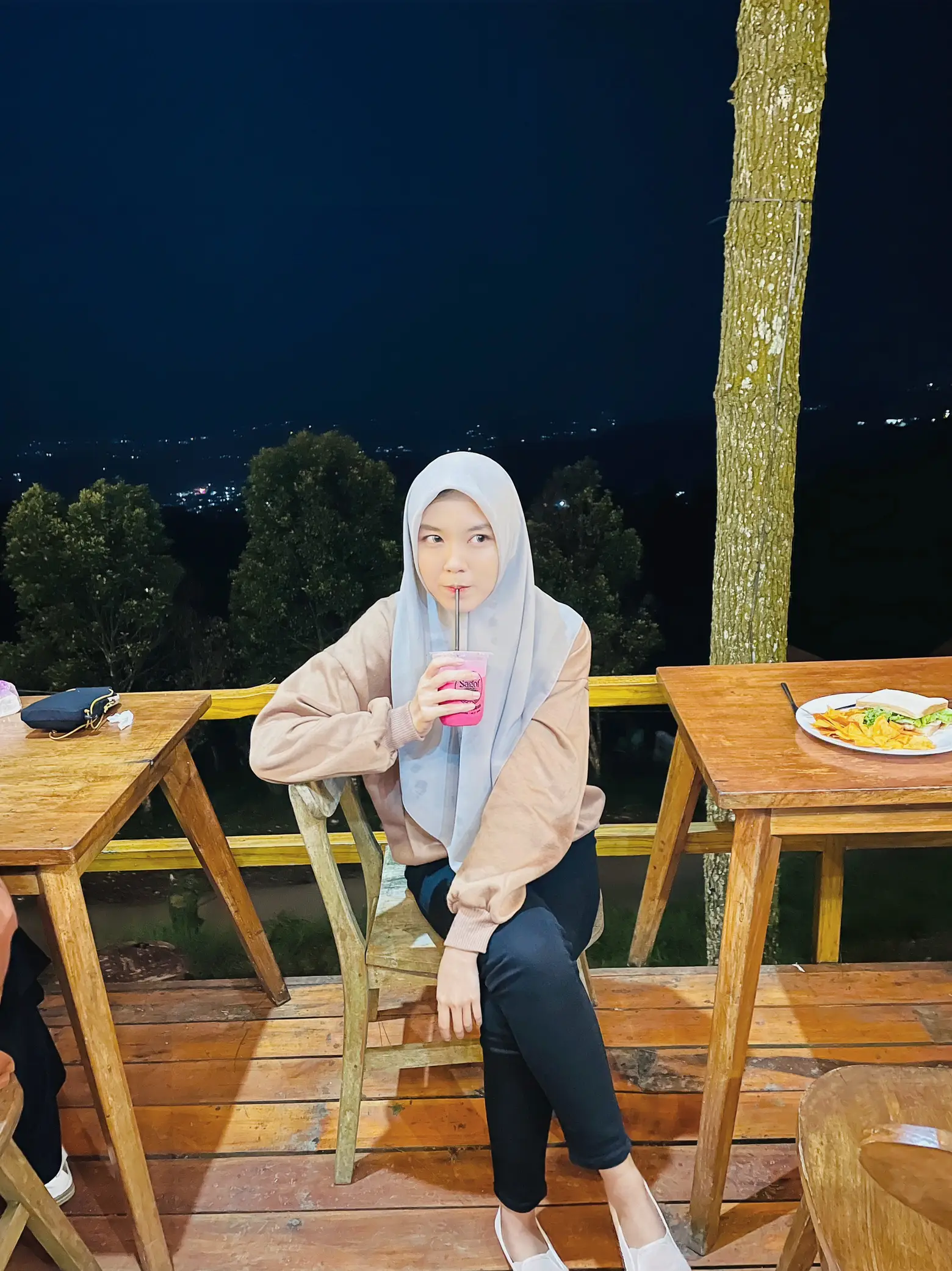 Pose simple duduk di kafe | แกลเลอรีที่โพสต์โดย Mey🐼 | Lemon8