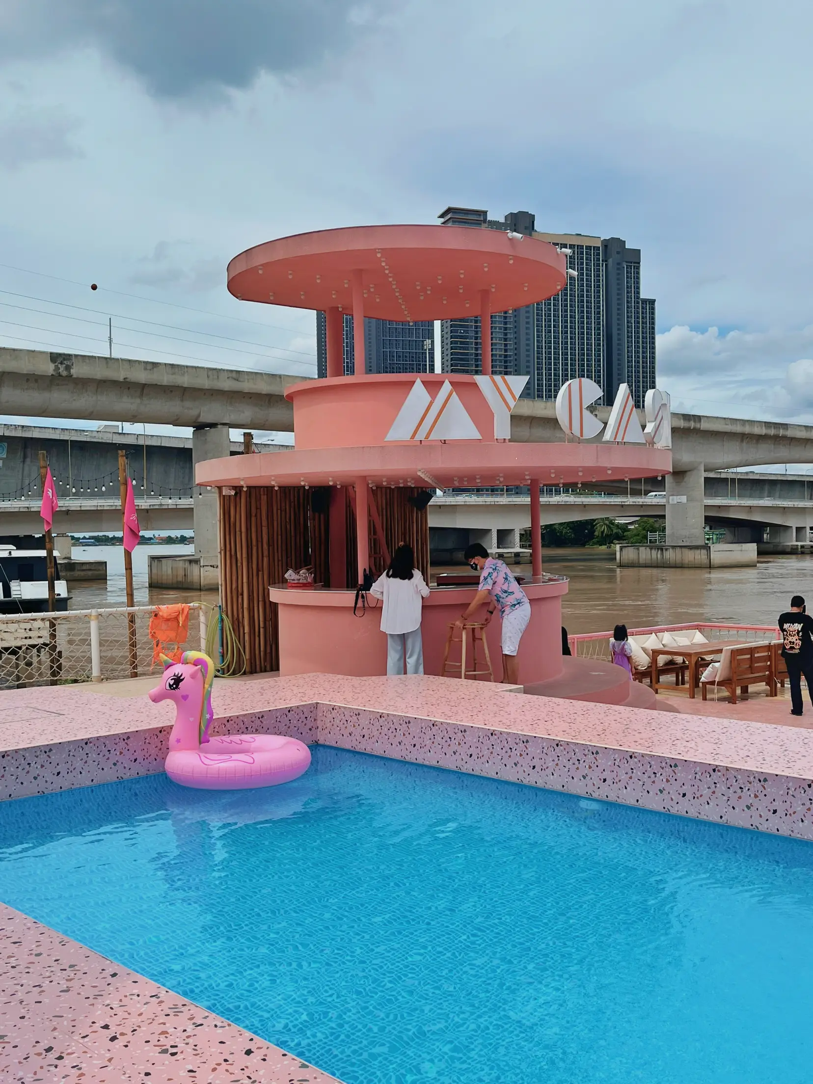 คาเฟ่นนทบุรีที่เหมือนยกเอาทะเลมาไว้ที่นี่ 🌊💖 | แกลเลอรีที่โพสต์โดย ...