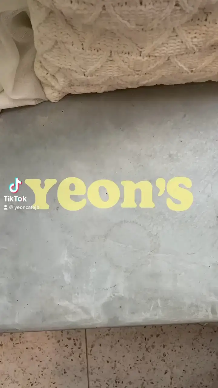 Raise your hand if you want some bombolonis!!🍩🙋🏻‍♀️ | Video diterbitkan oleh Yeon Cafe JB | Lemon8