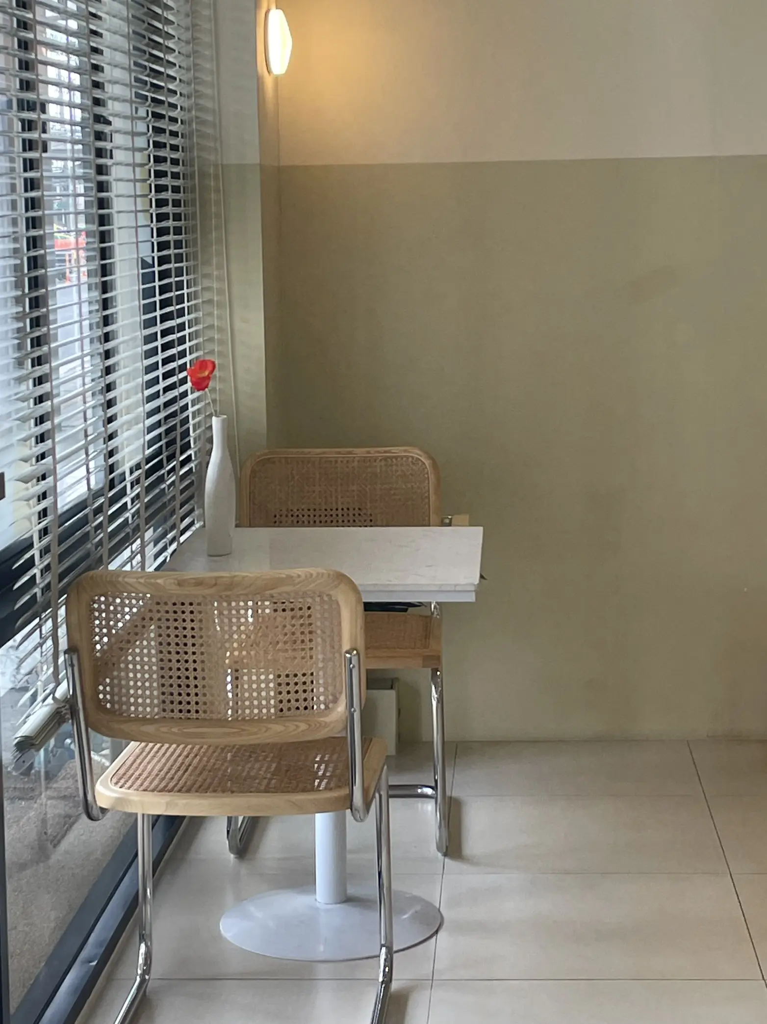 .ᐟ.ᐟ 𝐅𝐥𝐚𝐭 𝐜𝐚𝐟𝐞 & 𝐬𝐩𝐚𝐜𝐞💡🪑คาเฟ่มินิมอลเกาหลีเกาใจ | แกลเลอรีที่โพสต์โดย chuuu🦮 | Lemon8