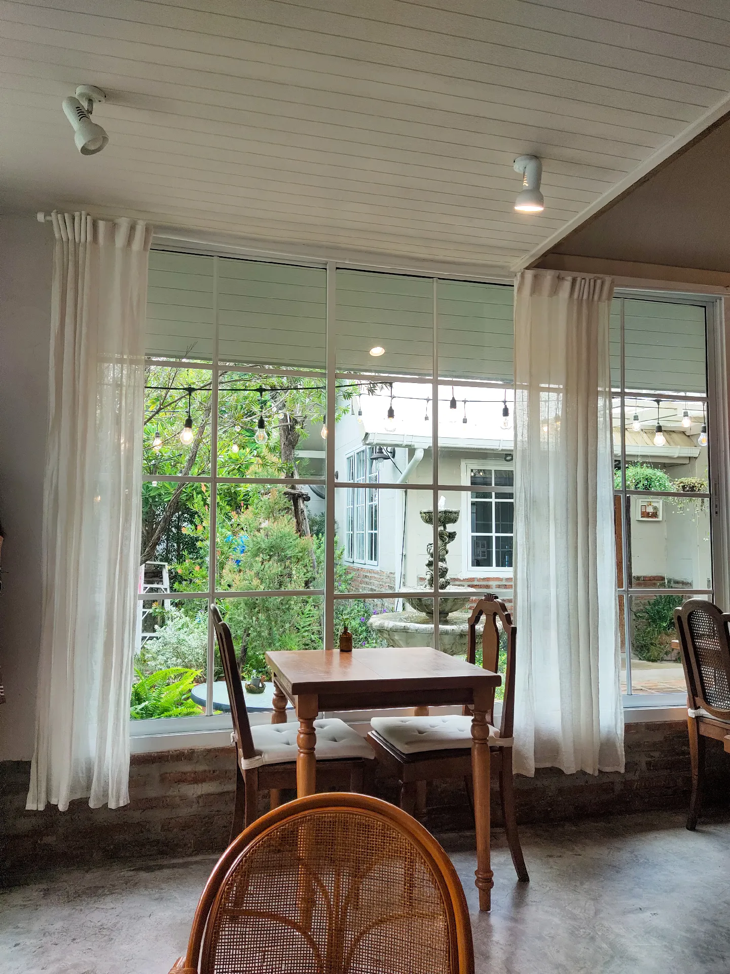 📌 คาเฟ่ถ่ายรูปสวย ย่าน พระราม 2 ! ฟิวดี~เงียบสุดๆ🍃 | แกลเลอรีที่โพสต์โดย jab_lee | Lemon8