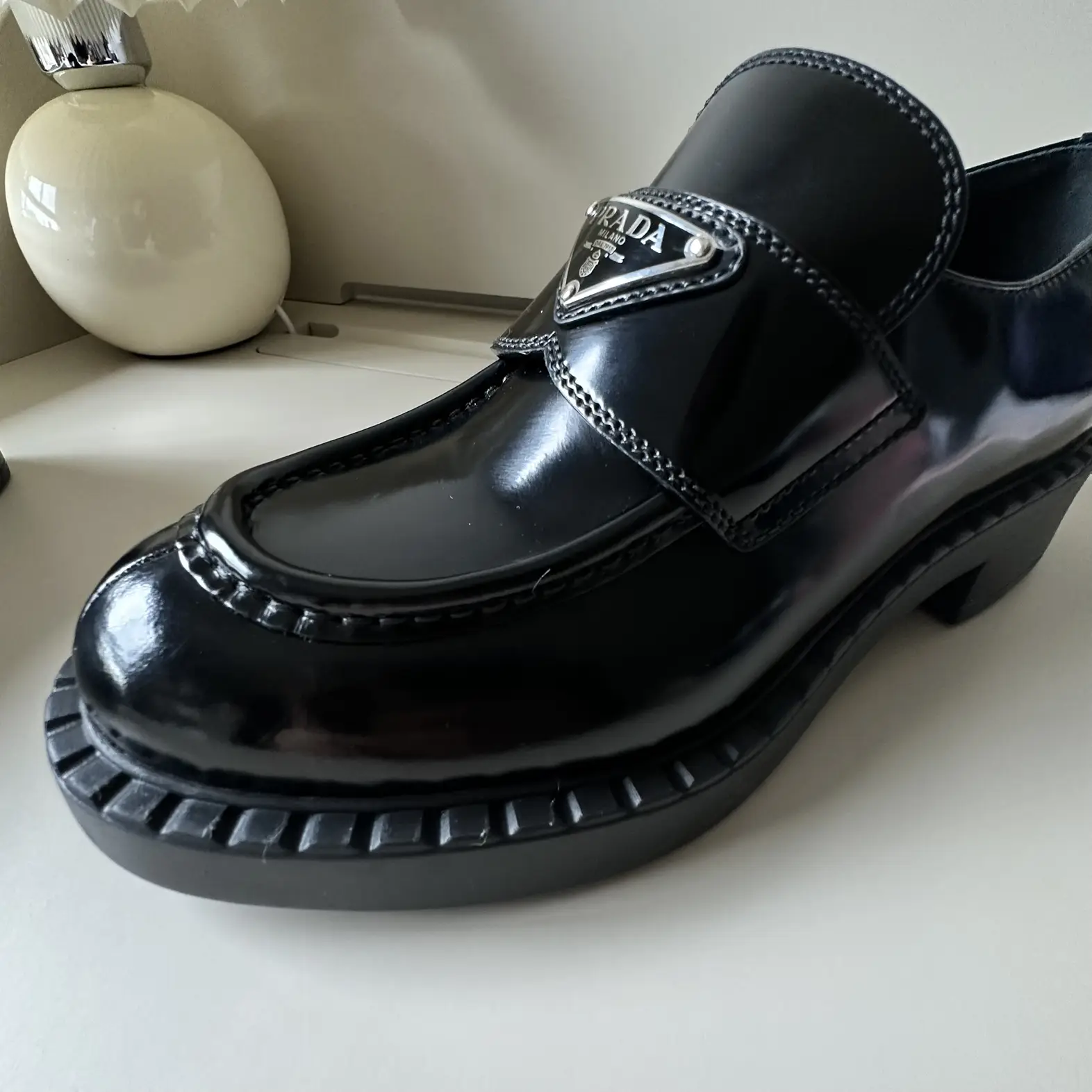 รองเท้าสุดคลาสสิก Prada loafers | แกลเลอรีที่โพสต์โดย Vivienne Wonder ...