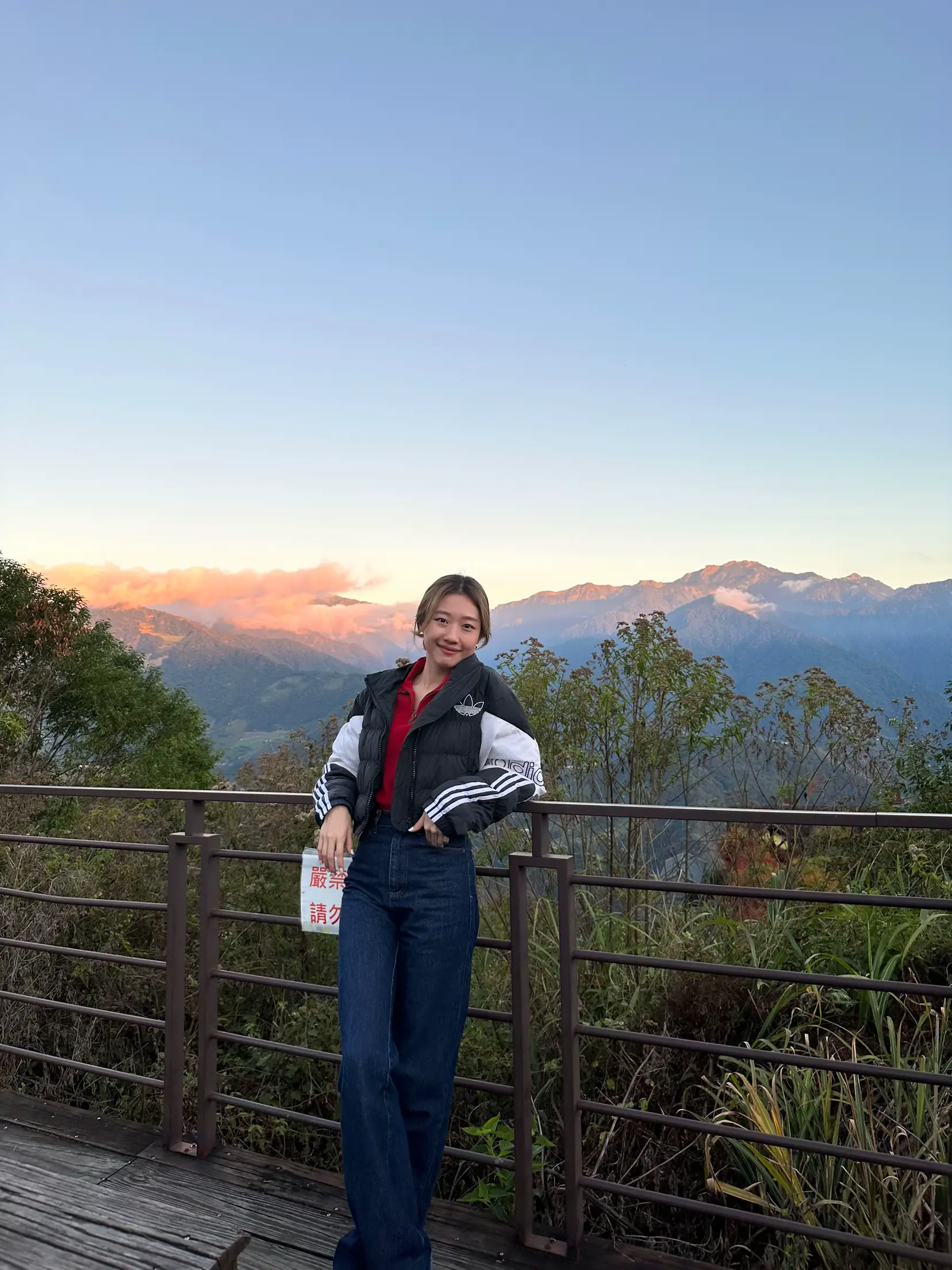 Cropped Puffer Jacket เหมือนเจนนี่เป๊ะ! 🫶🏻🖤💗 | แกลเลอรีที่โพสต์โดย punchptr | Lemon8