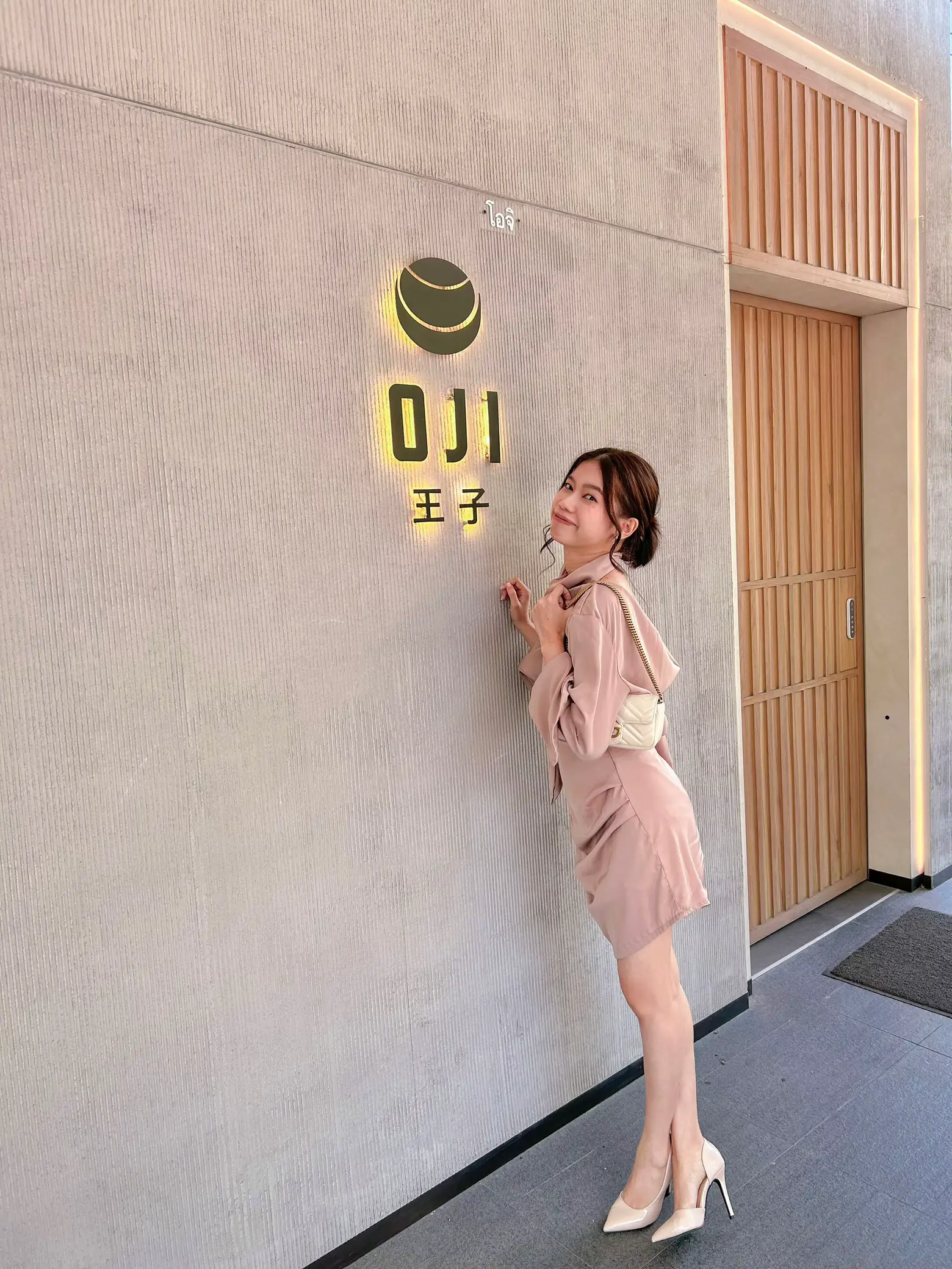 OOTD Idea - ชุดผ้าซาติน ลุคหรู แพง | แกลเลอรีที่โพสต์โดย ♡ MANOW ♡ | Lemon8