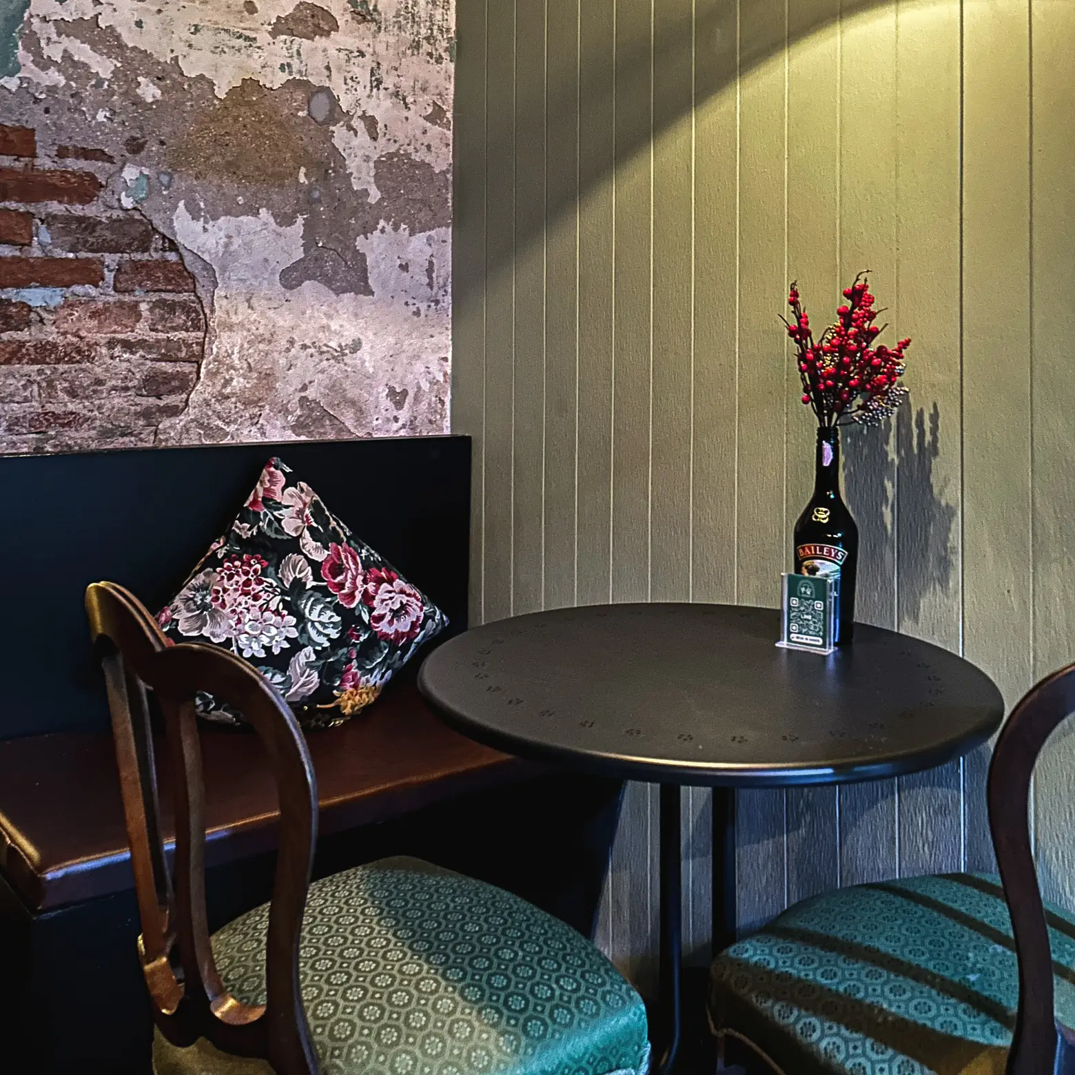 🍸 JAO.UN ดื่มด่ำแสงตะวันในยามค่ำคืน กับบาร์คาเฟ่โกดังเก่าร้อยปี 🌒 | แกล ...