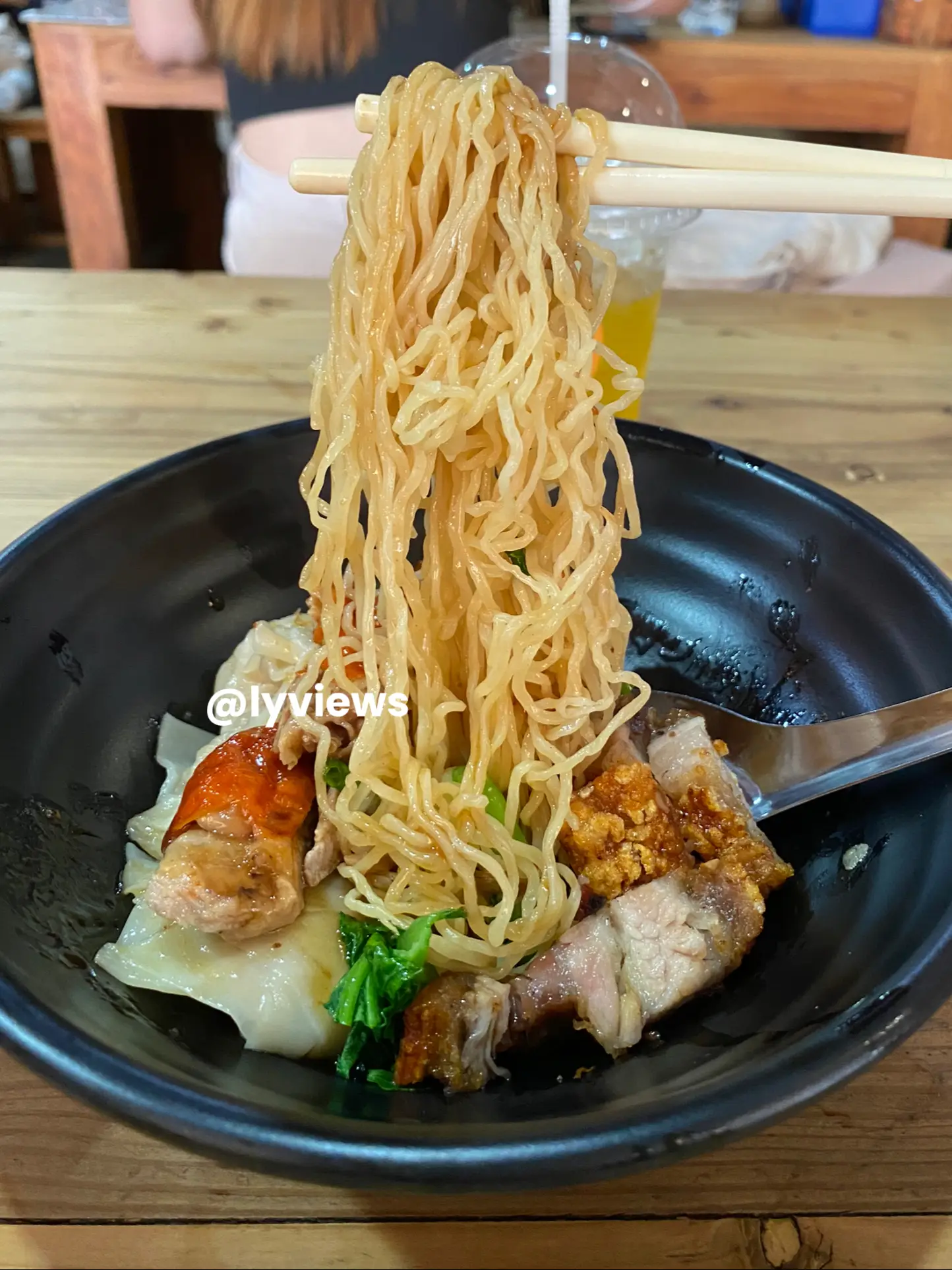 ฉ่อยเป็ดย่างหมูกรอบอย่างเด็ด มิชลินไกด์! @วังหลัง | แกลเลอรีที่โพสต์โดย lyviews | Lemon8