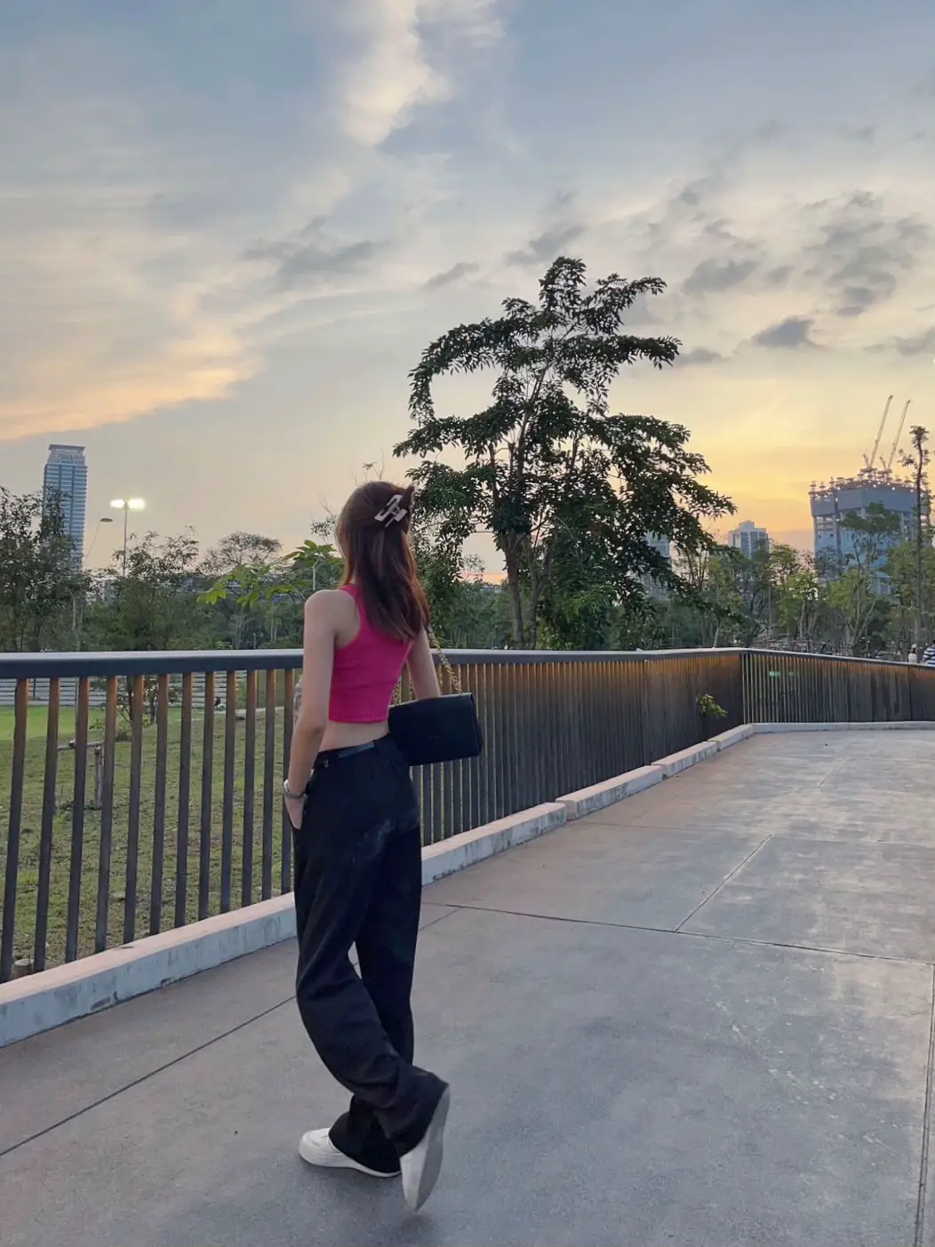มุมถ่ายรูปที่สวนเบญจกิติช่วงเย็น🌃 | แกลเลอรีที่โพสต์โดย Arra Ya | Lemon8