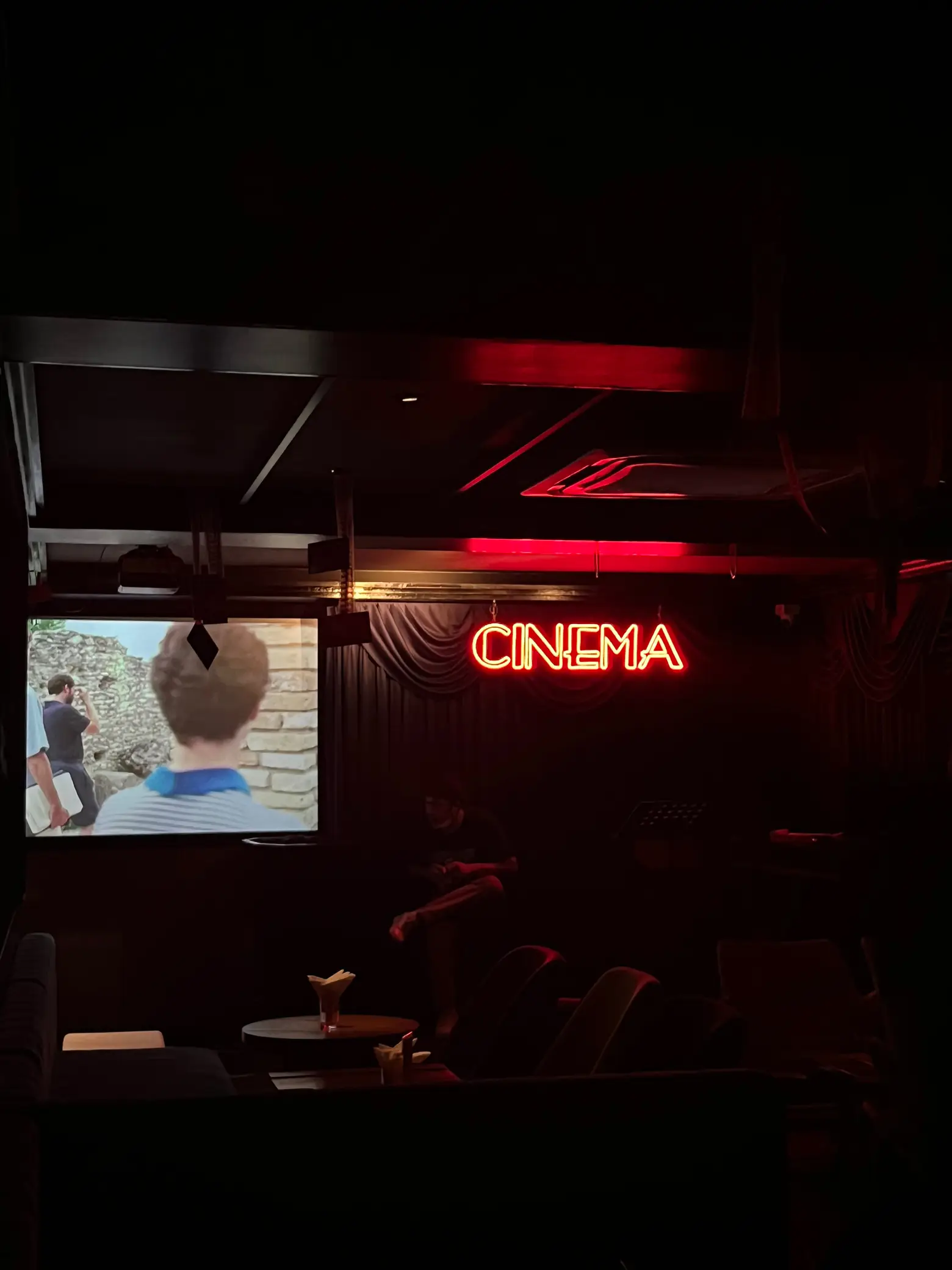 CINEMA Club BKK🍸🎞🎥 นัด Hangout สุดชิคเหมือนยกโรงหนังมา | แกลเลอรีที่ ...