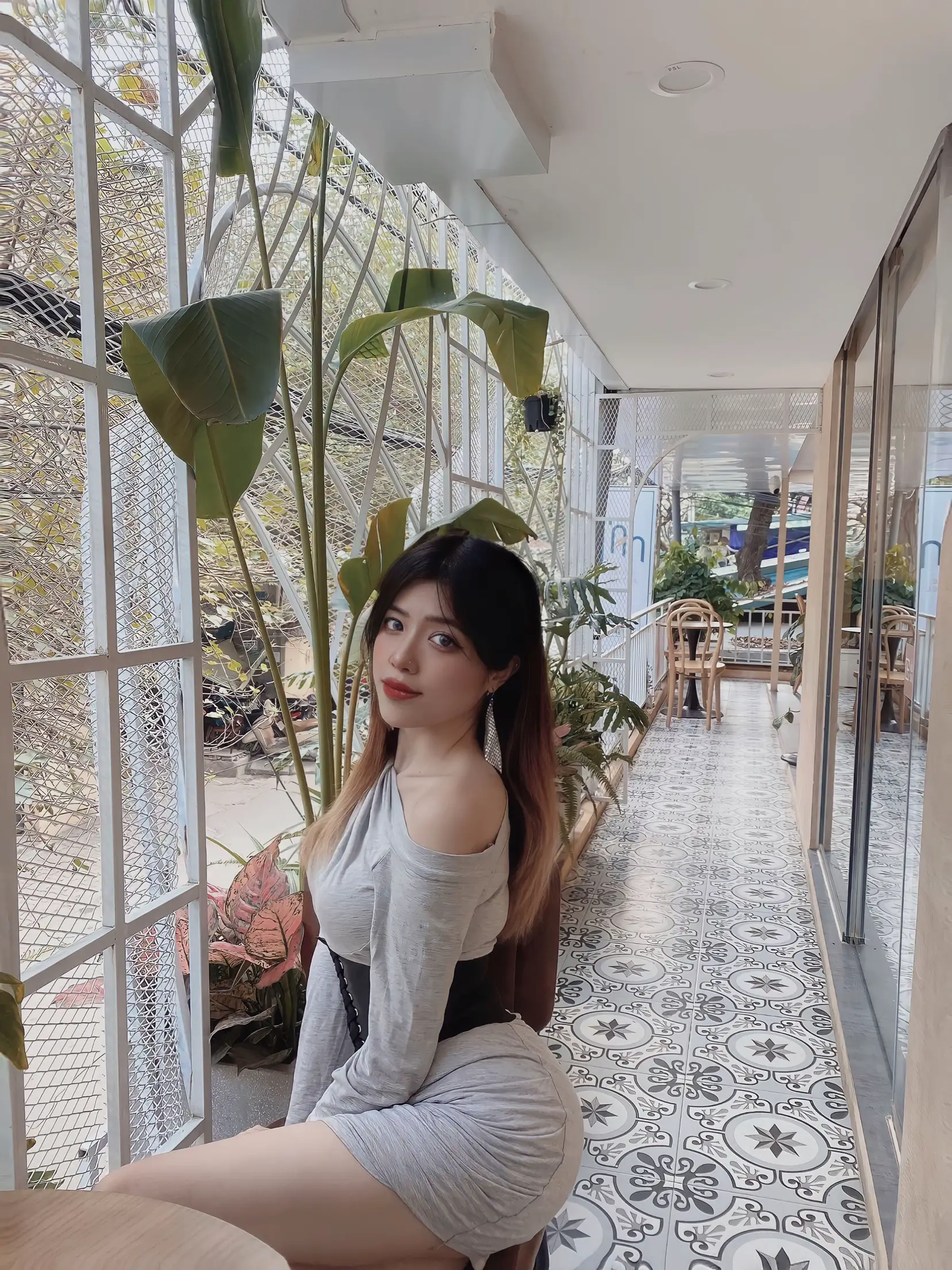 Gợi ý outfit đơn giản đi cafe vẫn sexy quyến rũ | แกลเลอรีที่โพสต์โดย Han Hyo Mii | Lemon8