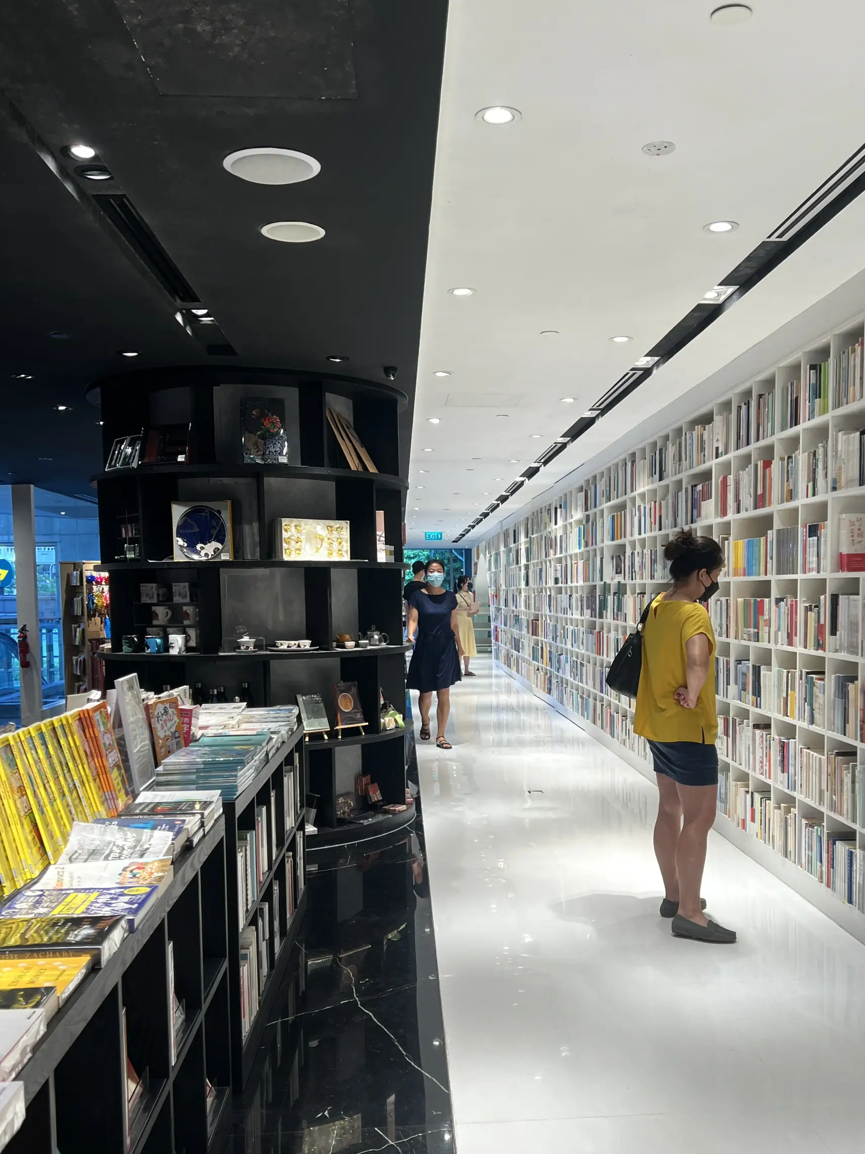 orchard’s hidden cafe in a quaint bookstore ☕️📖 | แกลเลอรีที่โพสต์โดย ...