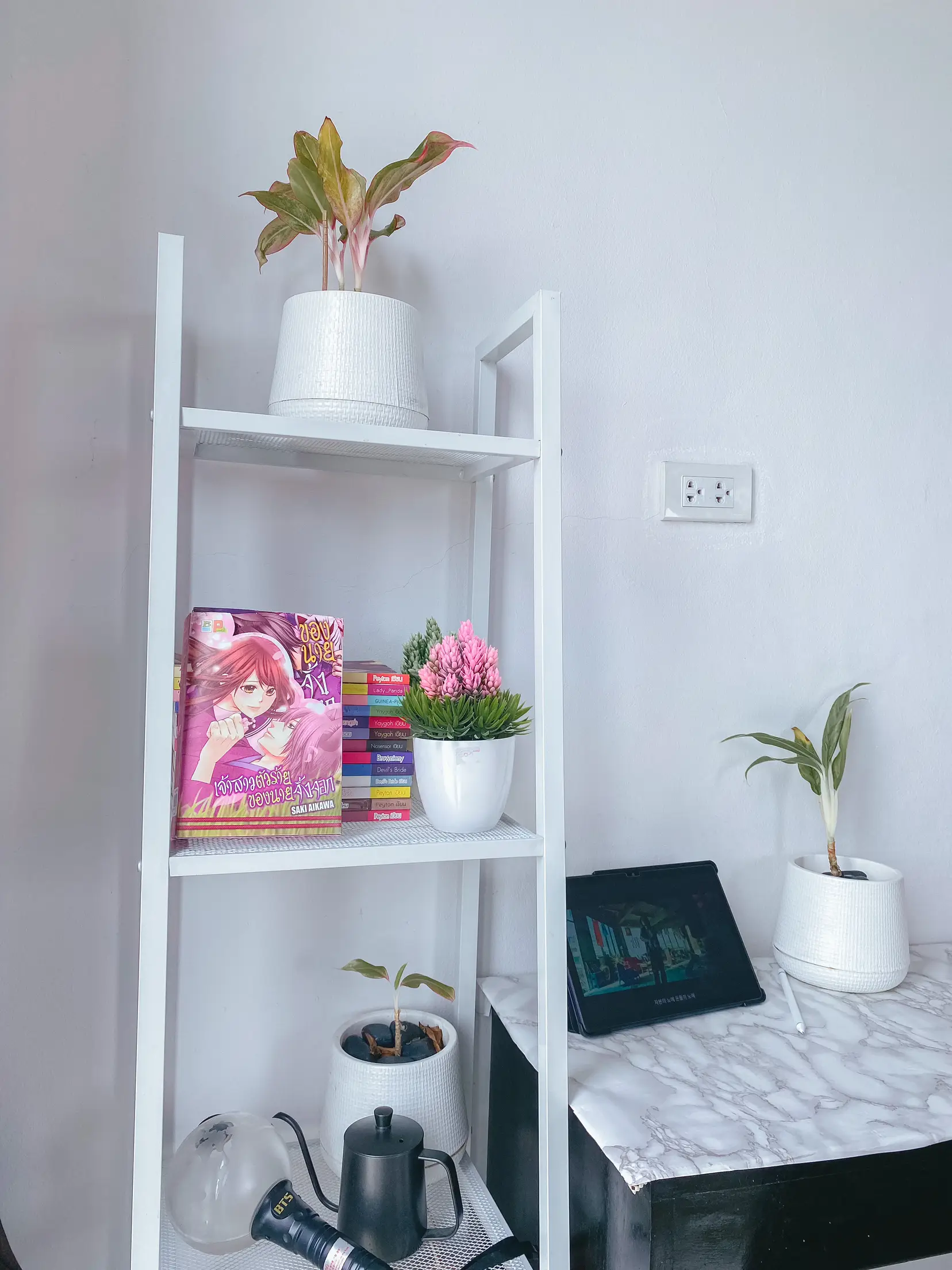 “ชั้นวางหนังสือ 𝙈𝙞𝙣𝙞𝙢𝙖𝙡”🪴📚ประหยัดพื้นที่ในคอนโด | แกลเลอรีที่โพสต์โดย 26.94n ˚🌻 | Lemon8