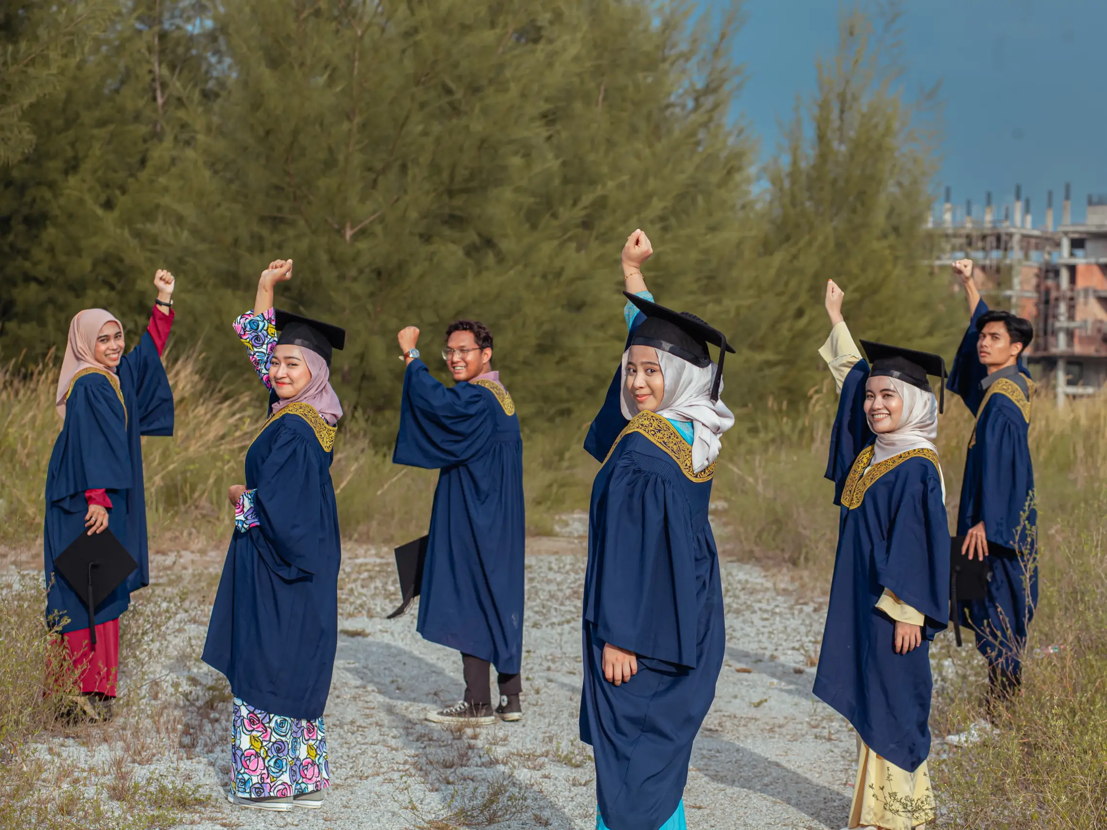 Group Pose Ideas For Pre Convo 🎓 | Galeri disiarkan oleh Yum Photograph | Lemon8