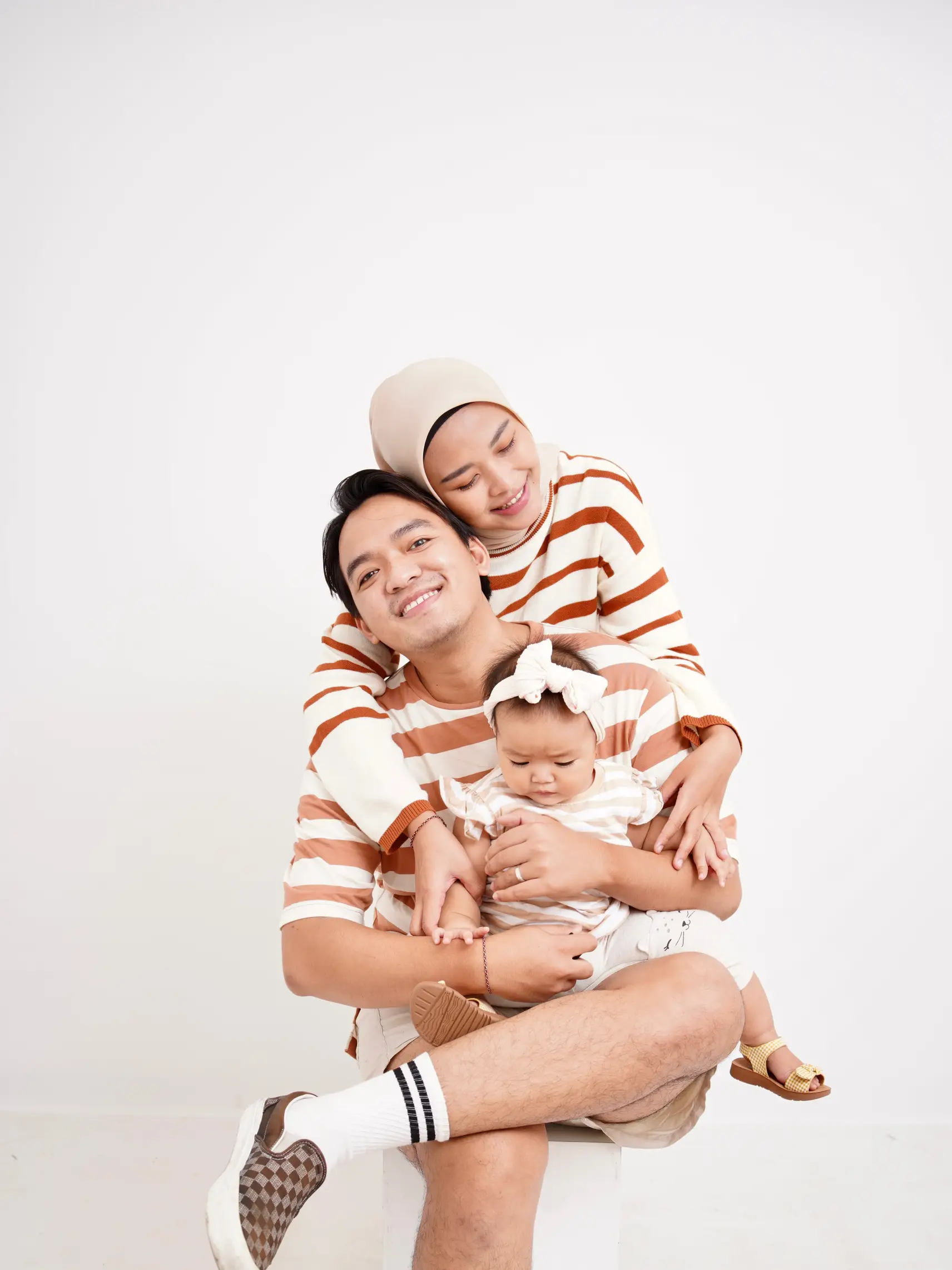 Family Photo Studio Ideas🫶🏻 | Galeri diposting oleh Almahyra🧚🏻‍♀️ | Lemon8