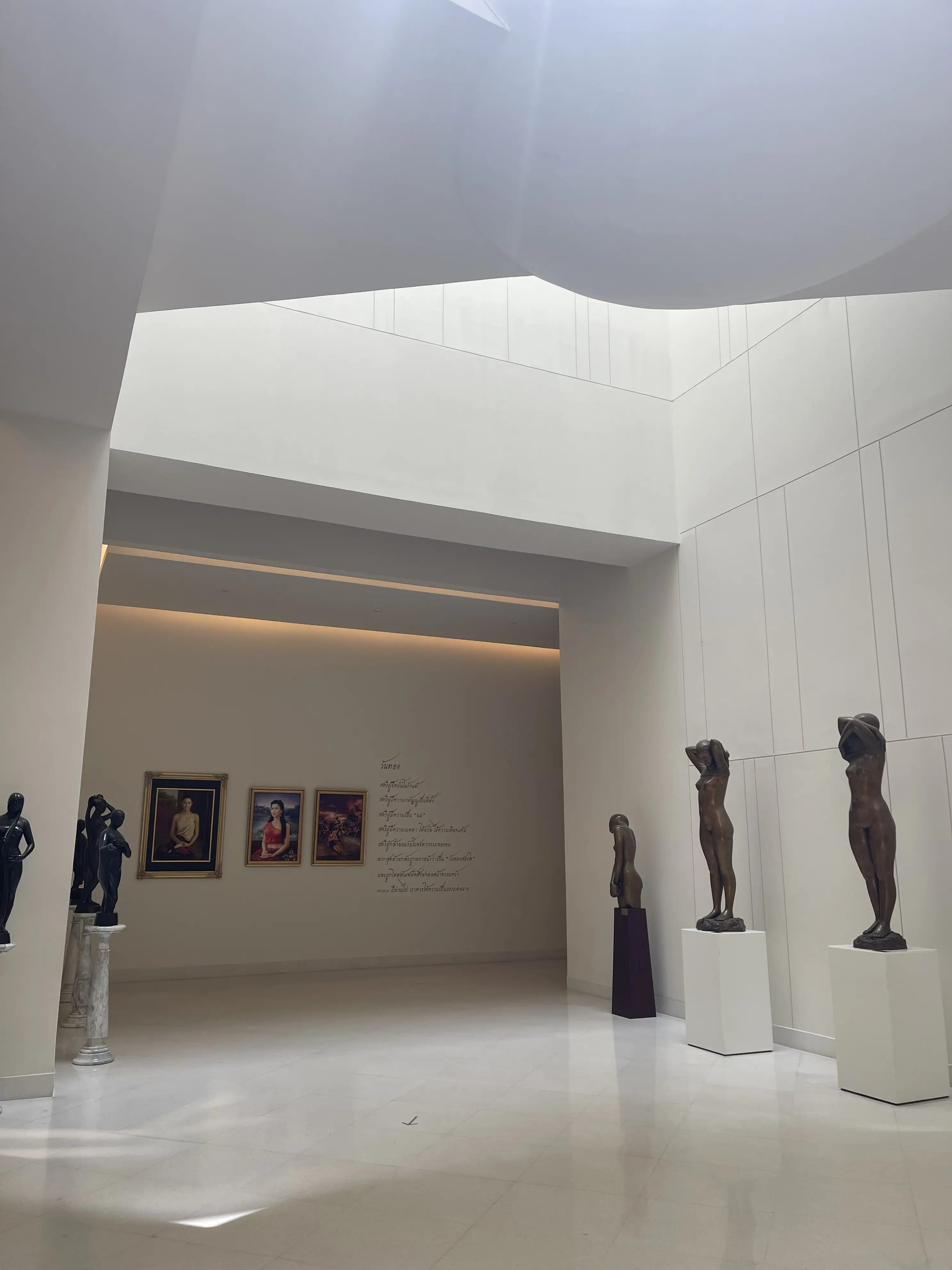 Walk the Contemporary Thai Art Museum "MOCA BANGKOK" One place worth it ...