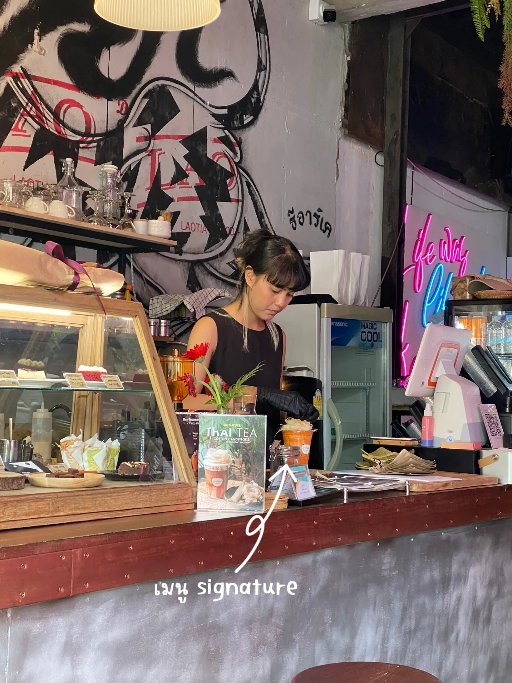 นั่งชิวที่คาเฟ่ชิคๆย่านนางเลิ้ง 🥤🍰💿 | แกลเลอรีที่โพสต์โดย OUN | Lemon8