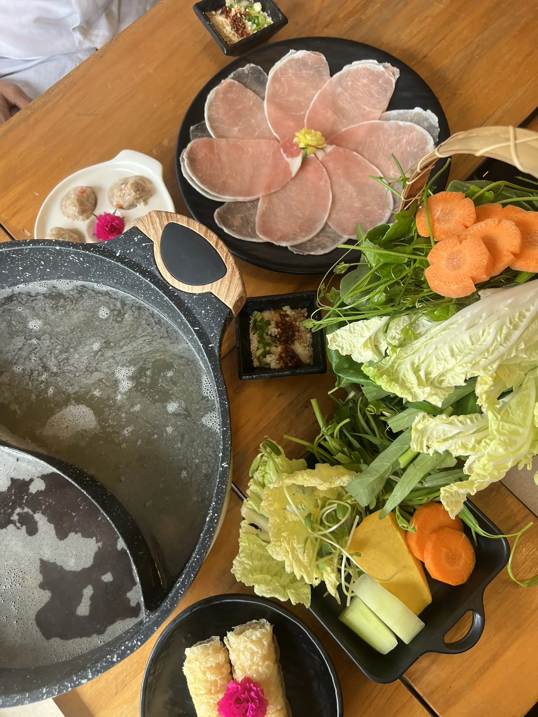 Groot hotpot📍ชื่อสถานที่ ปักหมุดร้านชาบูใหม่ ห้ามพลาด~ | แกลเลอรีที่โพสต์โดย sugarlips | Lemon8