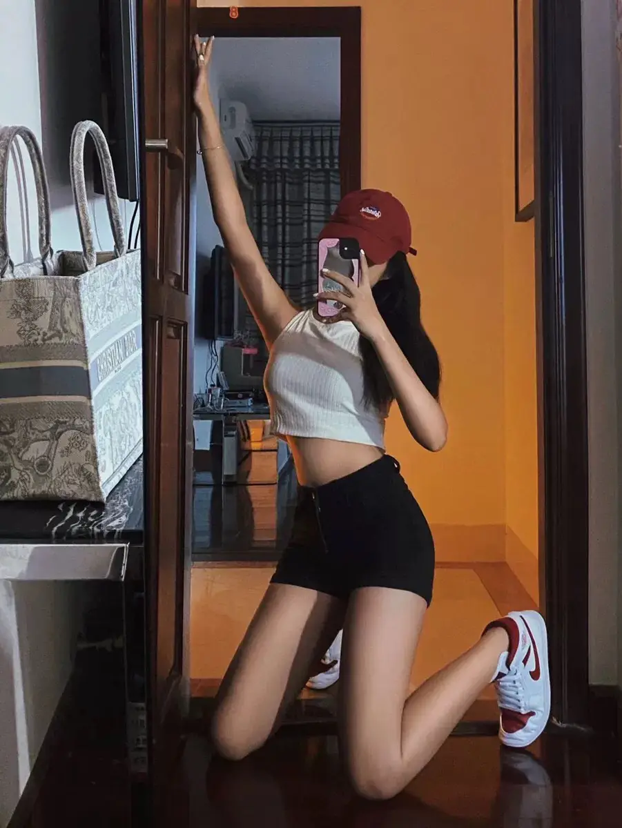 เซลฟี่โพสหน้ากระจกฉบับที่ 2 | แกลเลอรีที่โพสต์โดย KIWI-POSE | Lemon8