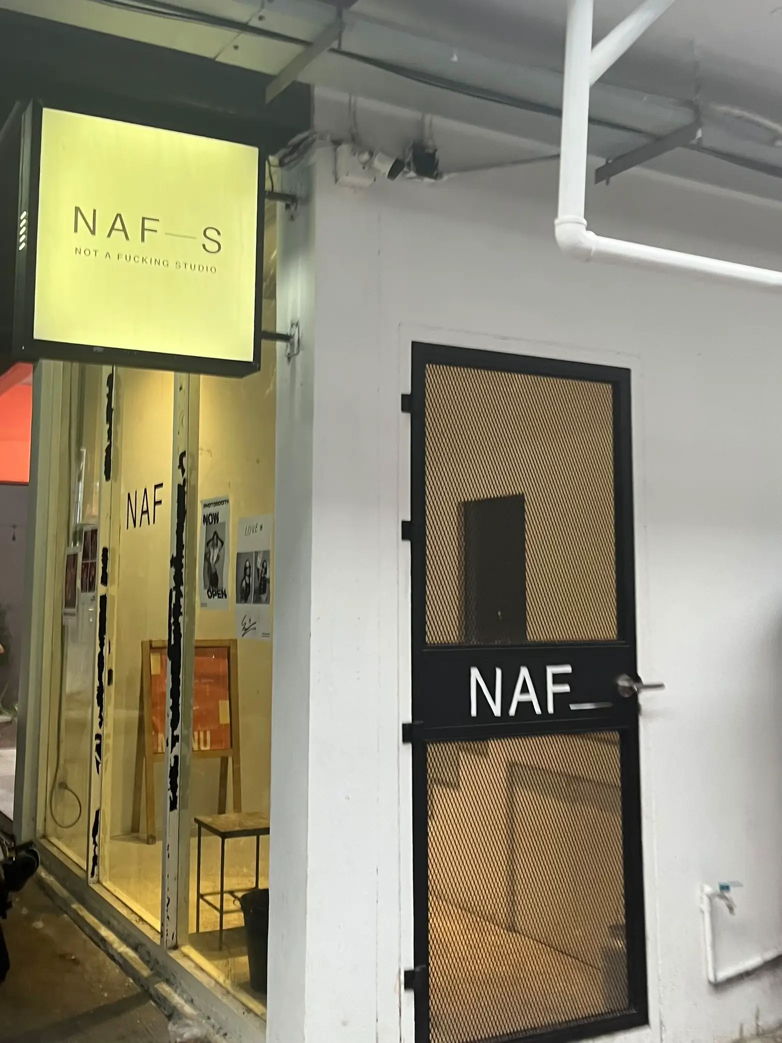 ตู้ถ่ายรูปสีแดงสายแฟห้ามพลาด!!! Naf studio #สามย่าน | แกลเลอรีที่โพสต์ ...