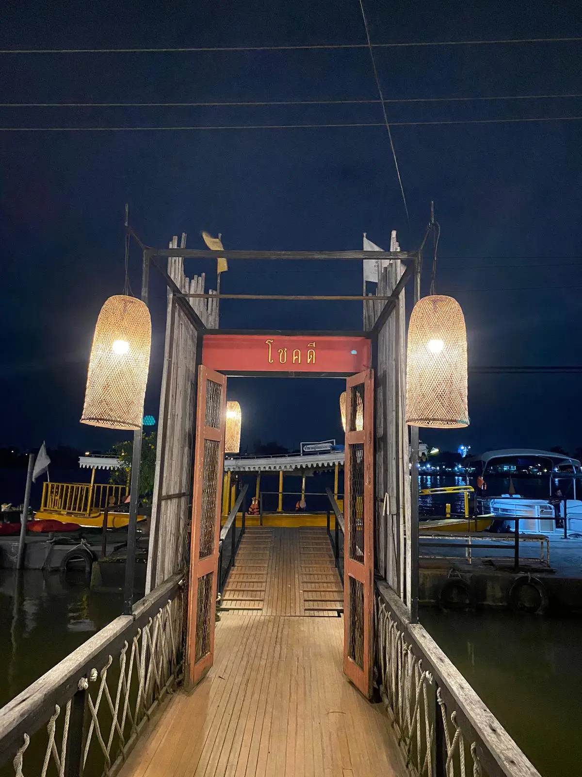 รีวิวคาเฟ่บรรยากาศริมแม่น้ำโคตรดี👍🏻 | แกลเลอรีที่โพสต์โดย Nuch Nussara | Lemon8