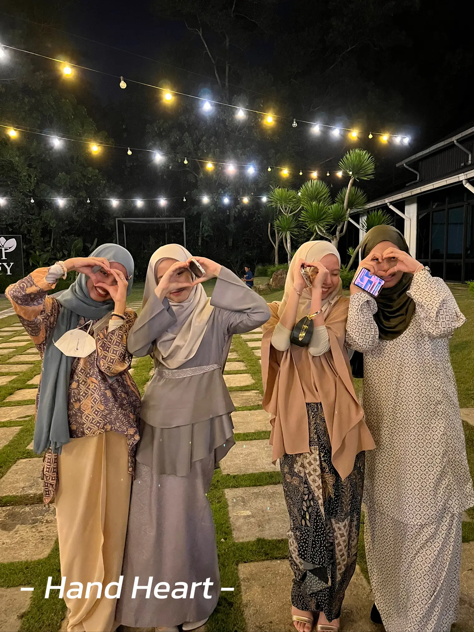 Raya Poses Ideas with Friends | แกลเลอรีที่โพสต์โดย elisa | Lemon8