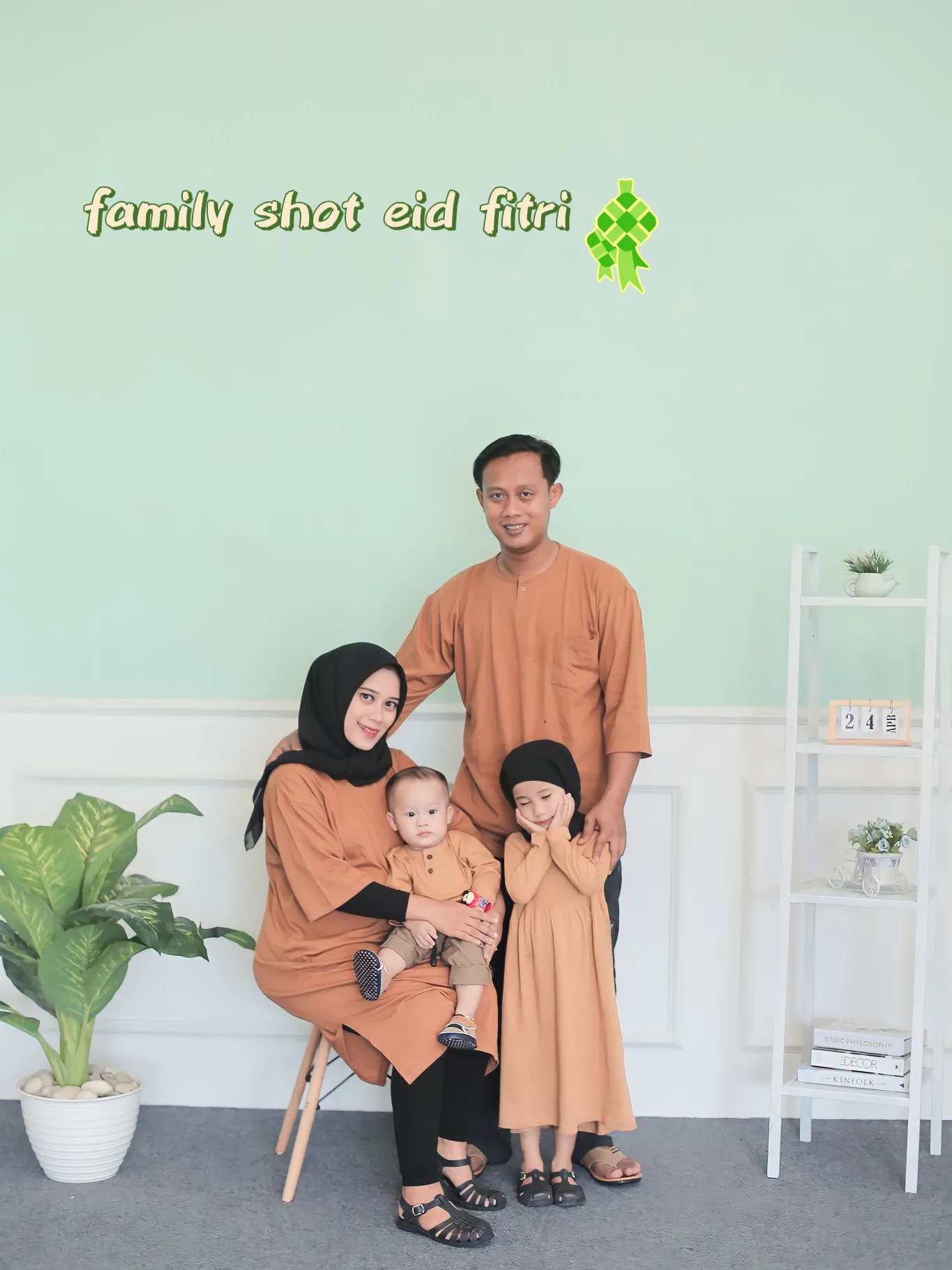 family shot eid fitri | แกลเลอรีที่โพสต์โดย Sri Rahayu sr | Lemon8