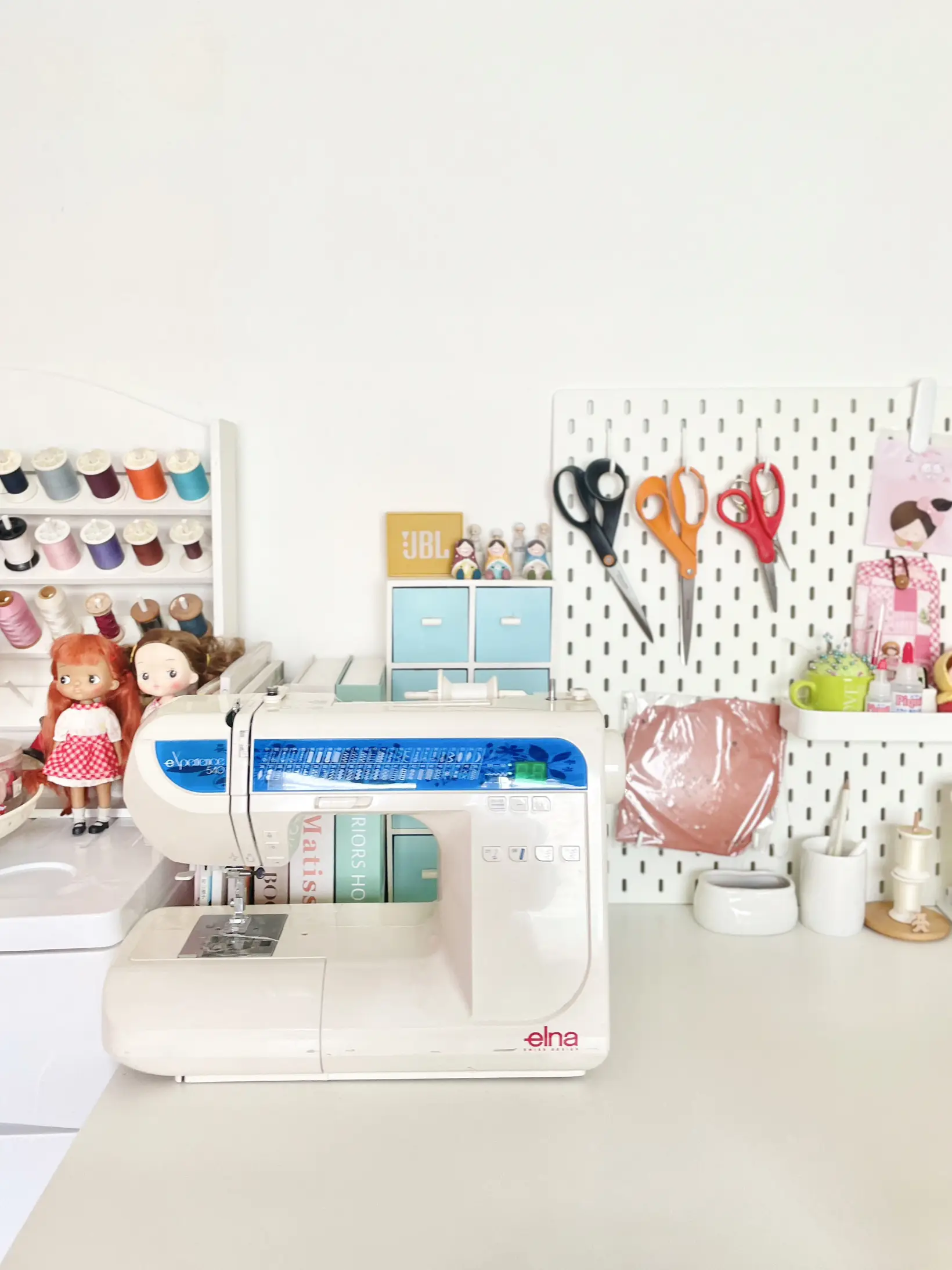 Sewing desk setup จัดโต๊ะเย็บผ้าสไตล์มินิมอล | แกลเลอรีที่โพสต์โดย ...