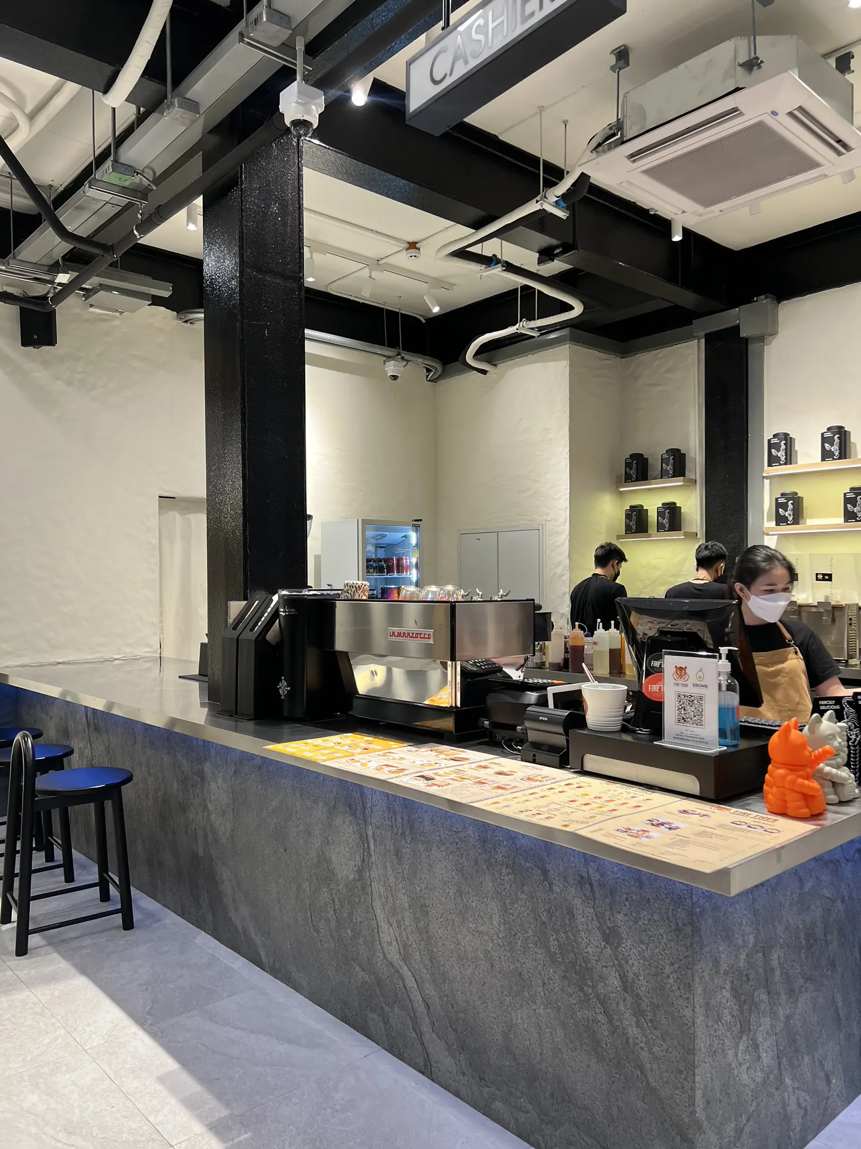 จุดเช็คอินคาเฟ่แห่งใหม่ใจกลางสยาม - Fire tiger coffee 🐯🧋 | แกลเลอรีที่โพสต์โดย bentenntn | Lemon8